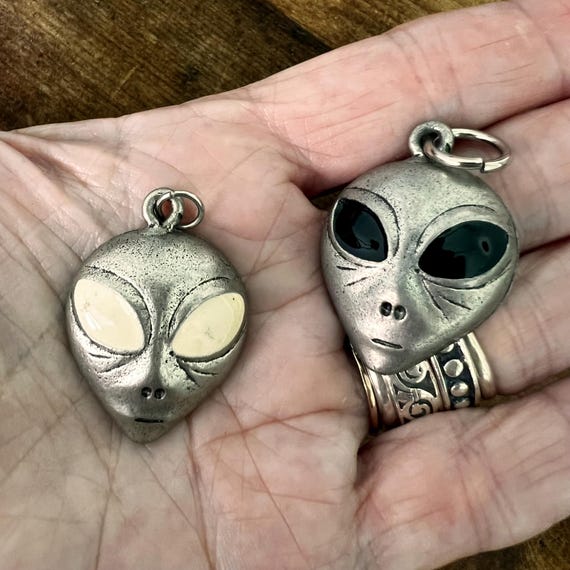 Vintage Alien Head Pendant Necklace: Sci-Fi Extraterr… - Gem