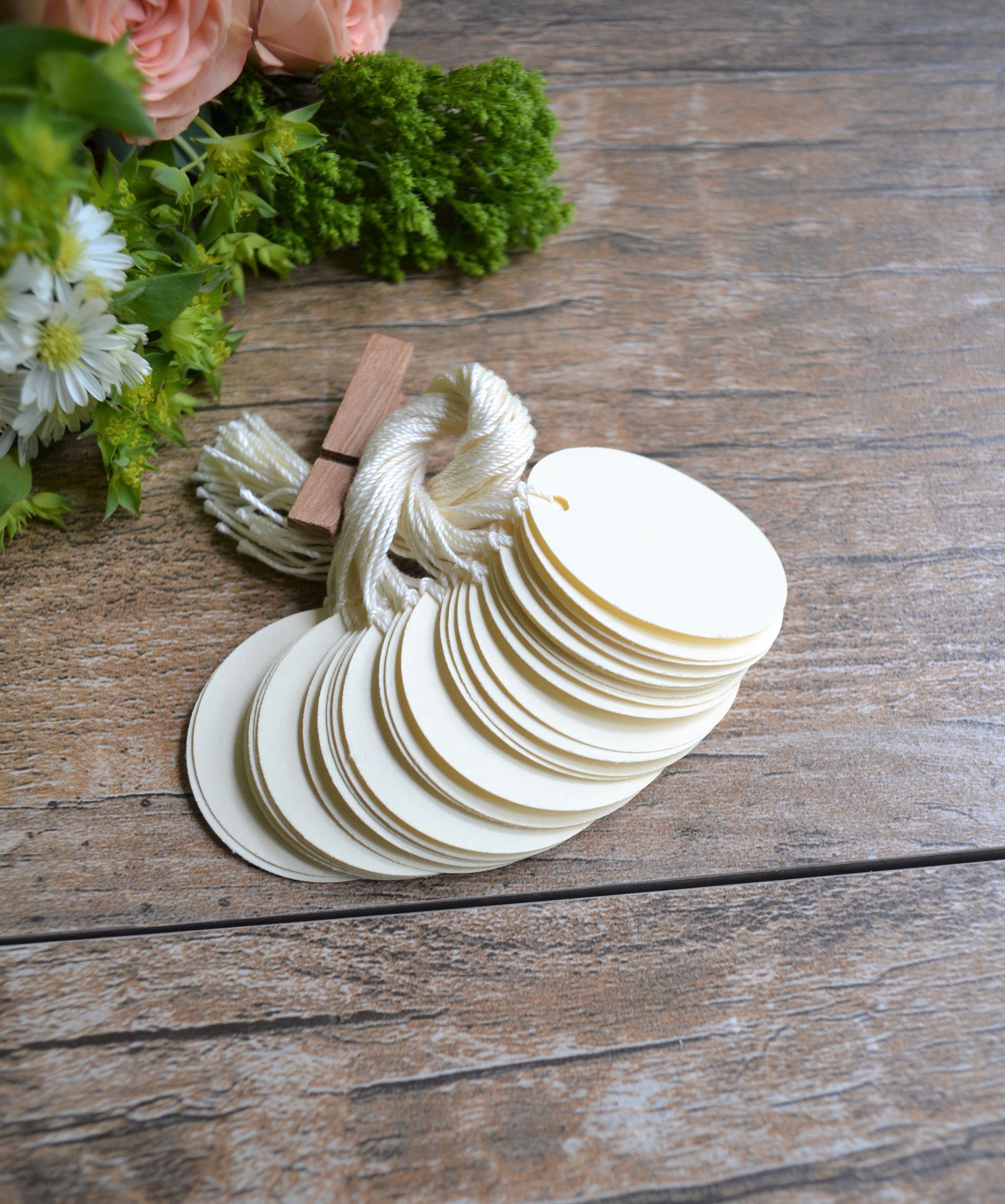 Círculo crema colgar etiquetas con cadena crema círculo | Etsy