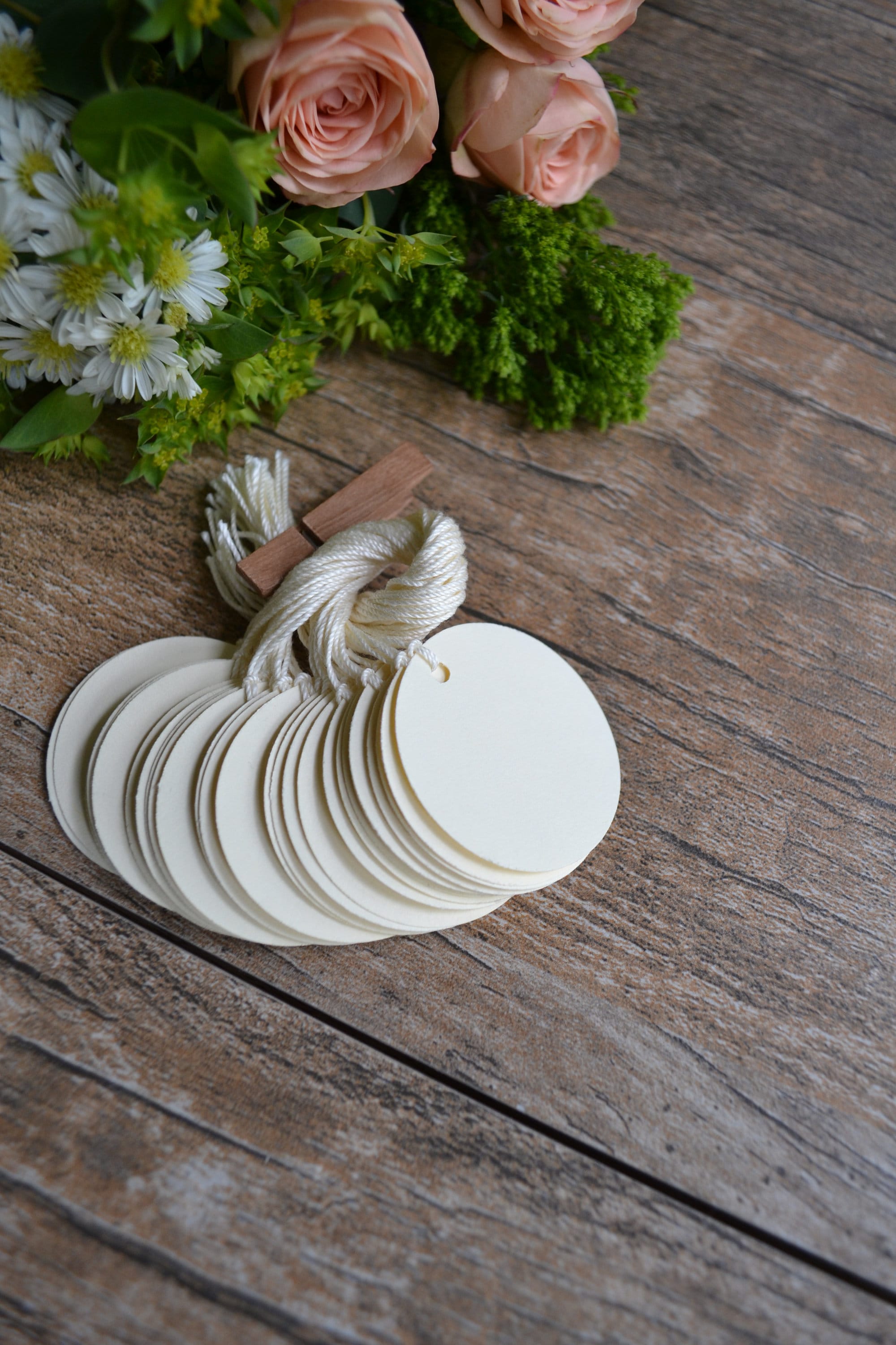 Círculo crema colgar etiquetas con cadena crema círculo | Etsy