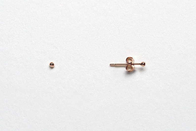 Orecchini a bottone in oro rosa 14k con piccoli pois – Delicati ...