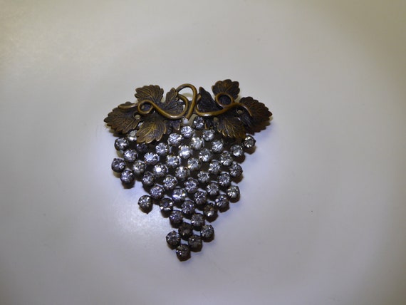 Vintage 1940s Grape Cluster Rhinestone Brooch with Br… - Gem