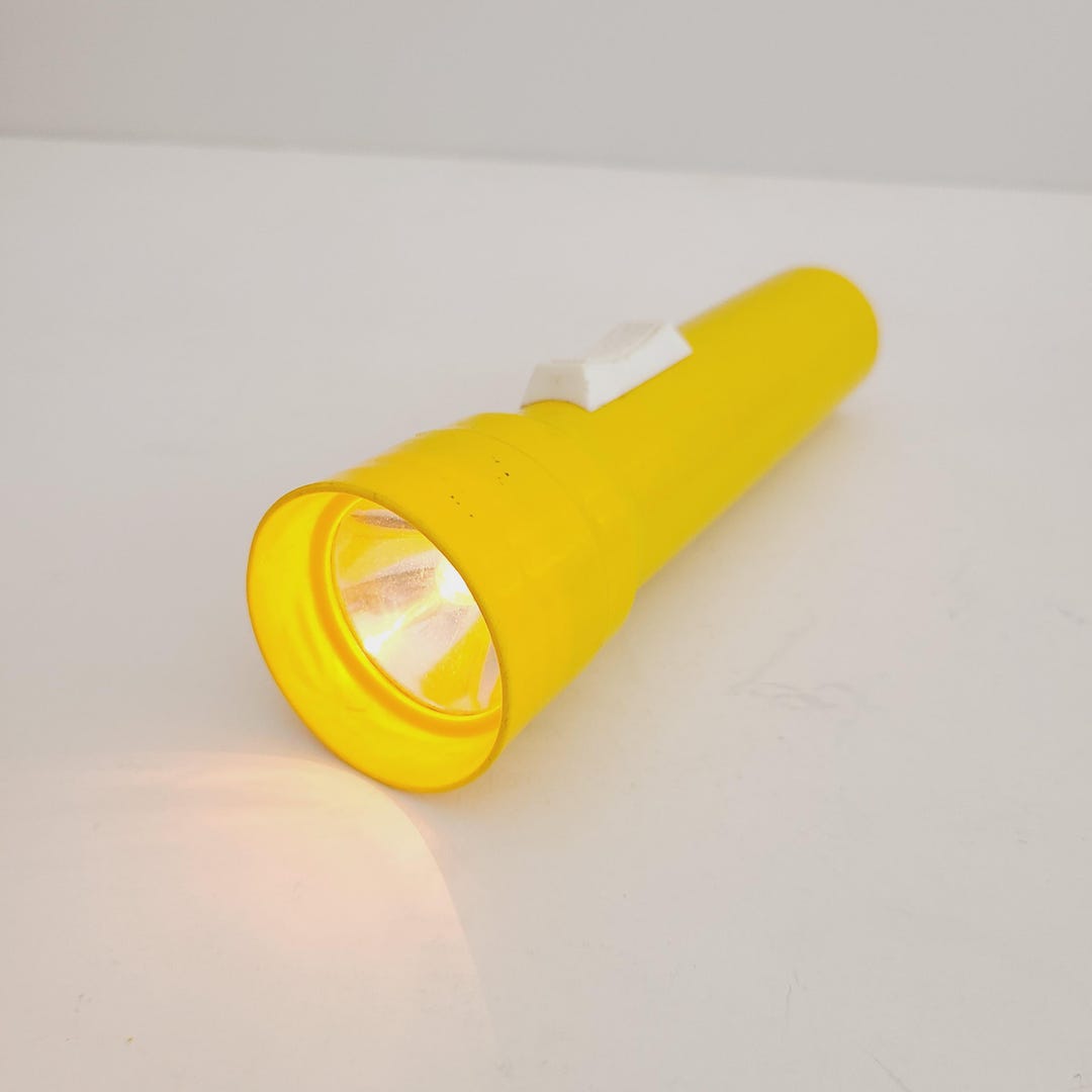 Vintage Circa 1990's Plastic Eveready Working Flashlight, Takes 2 D ...