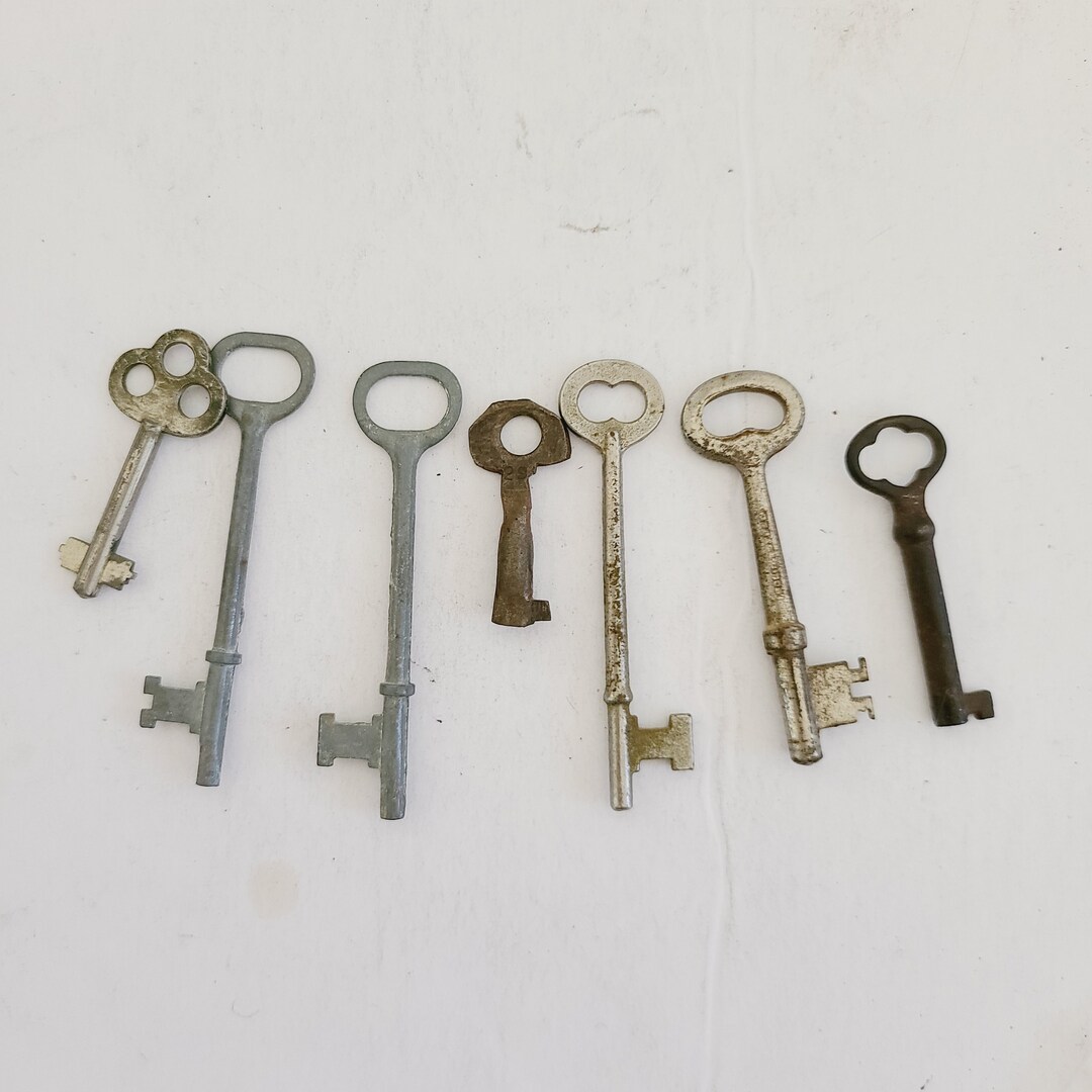 Antique Lot of 7 Skeleton Keys, 5 Cast Steel 2 Matching Are Zinc ...