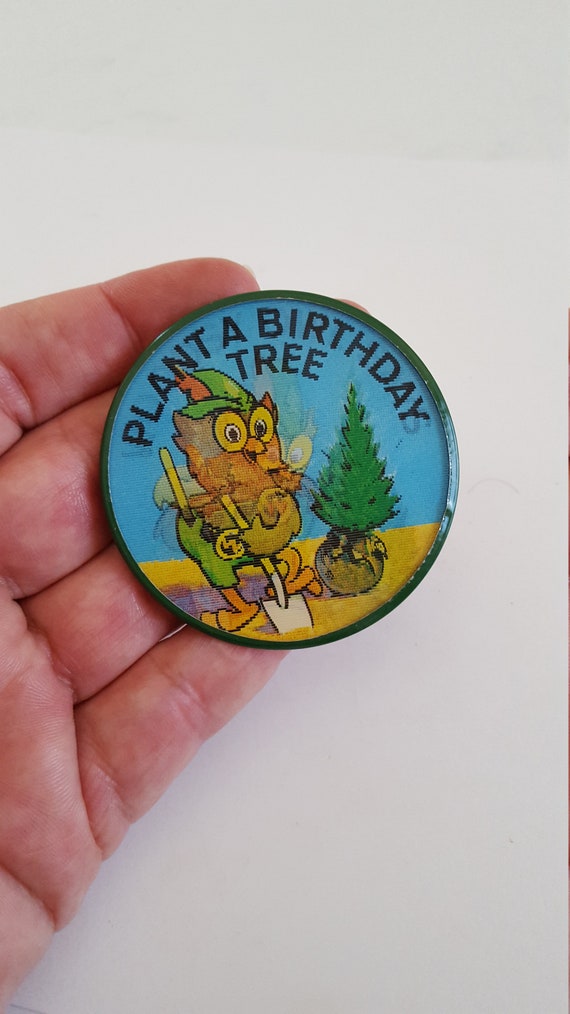 Vintage circa 1971 Vari-Vue novelty button Woodsy Ow… - Gem