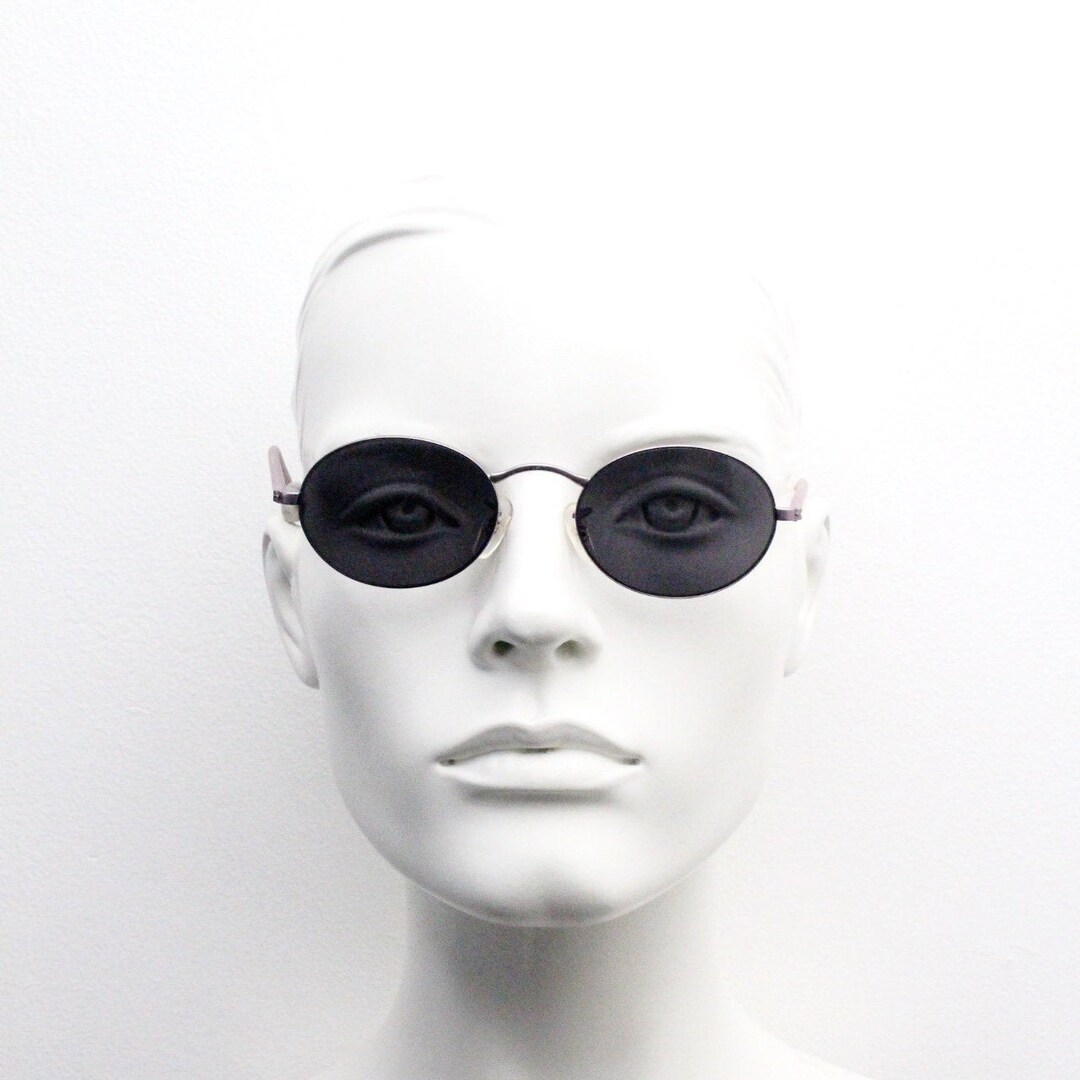 Gafas de sol ovaladas vintage de los años 90. Estructura delgada de ...