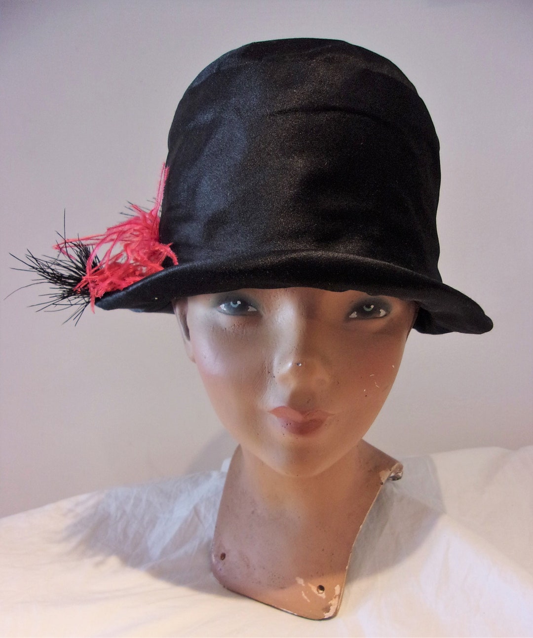 Wonderful 1920s Black Cloche Hat W/feather Trim, Rhinestone Pin Medium ...