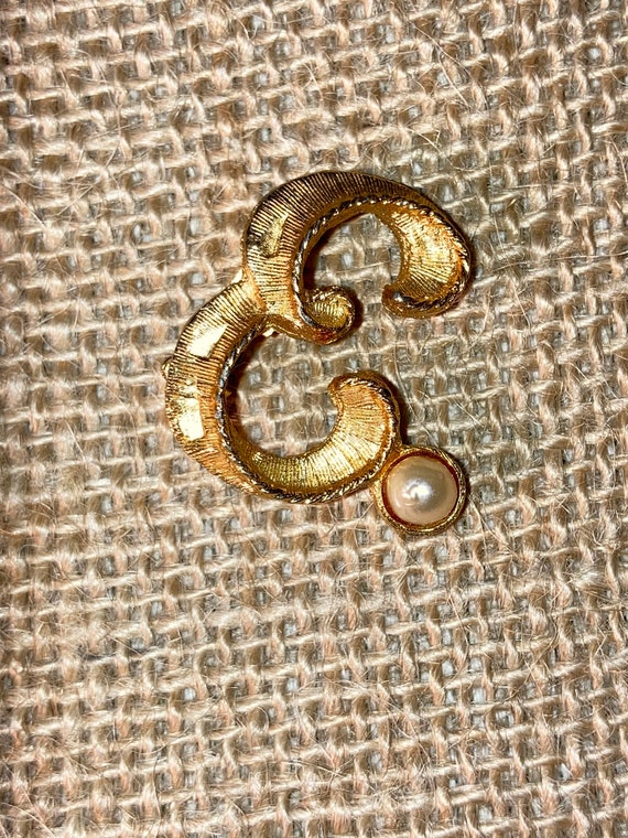 Cursive Capital Letter E Gold Tone With Pearl Accent Gem cursive-capital-letter-e-gold-tone-with-pearl-accent-gem
