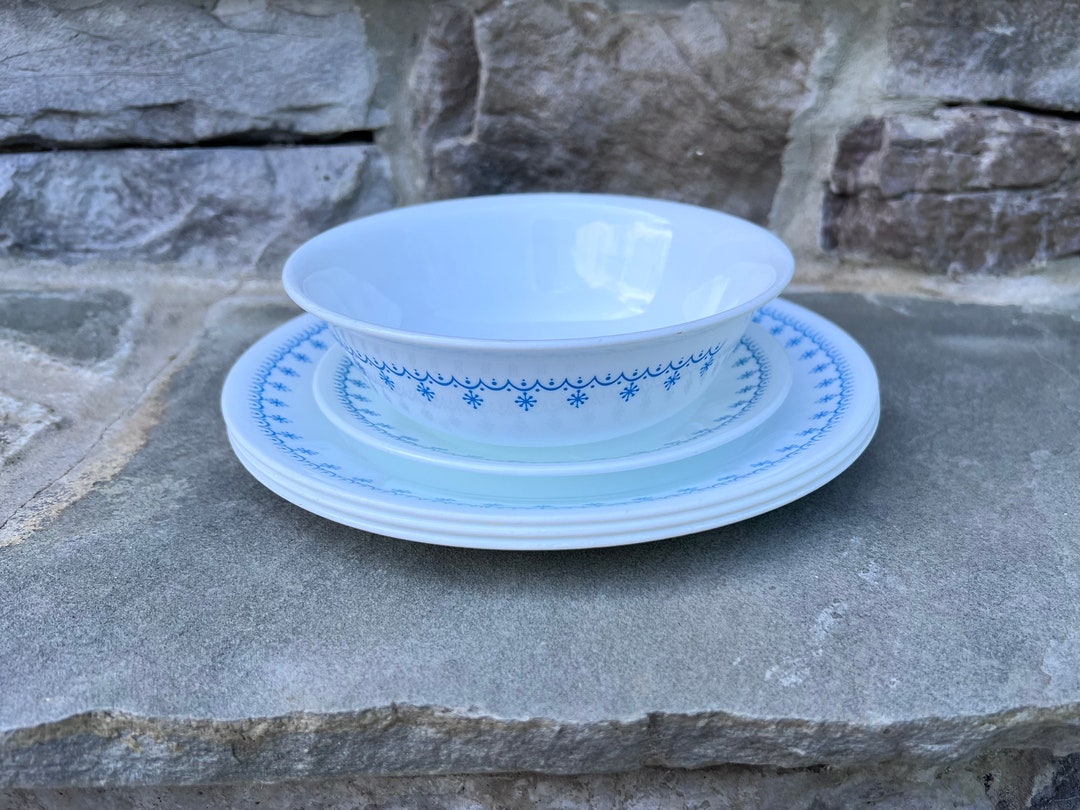 Corelle Snowflake Blue Plates and Bowl / Set of 6 / 4 Salad Plates / 1 ...
