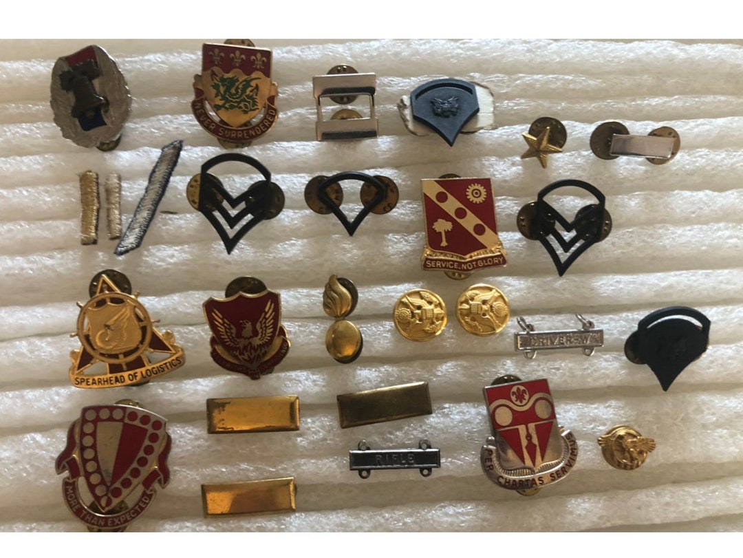 Vintage 25 Piece Lot of U.S. Army Military Items WW2 & up Pins-medals ...