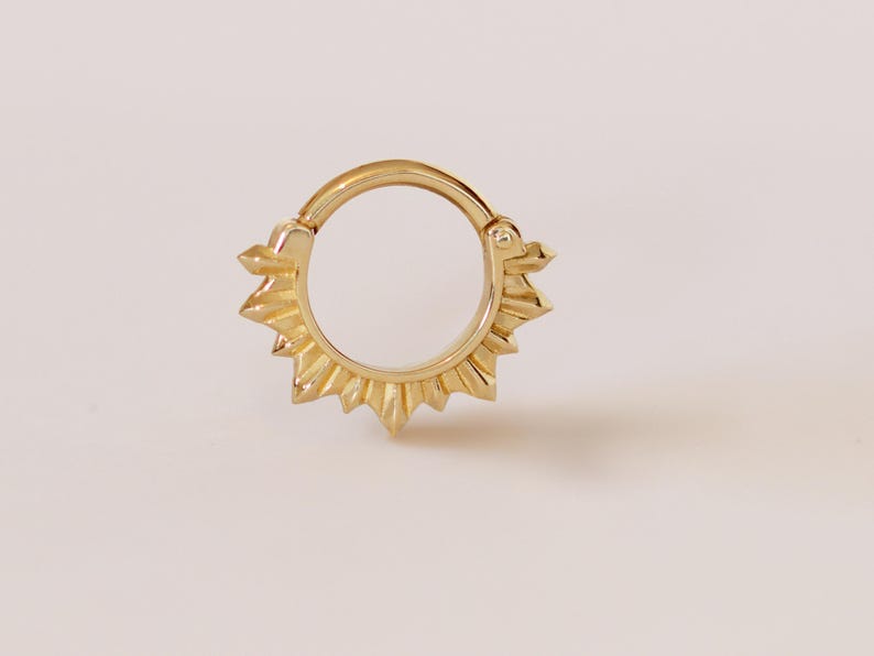Anillo Daith de oro de 14 quilates: Aro gótico con pinchos y cierre de ...