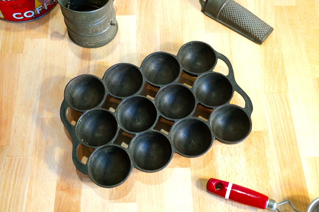 Vintage Cast Iron Wagner Ware 12 Count Gem Golf Ball Pan, Handles ...