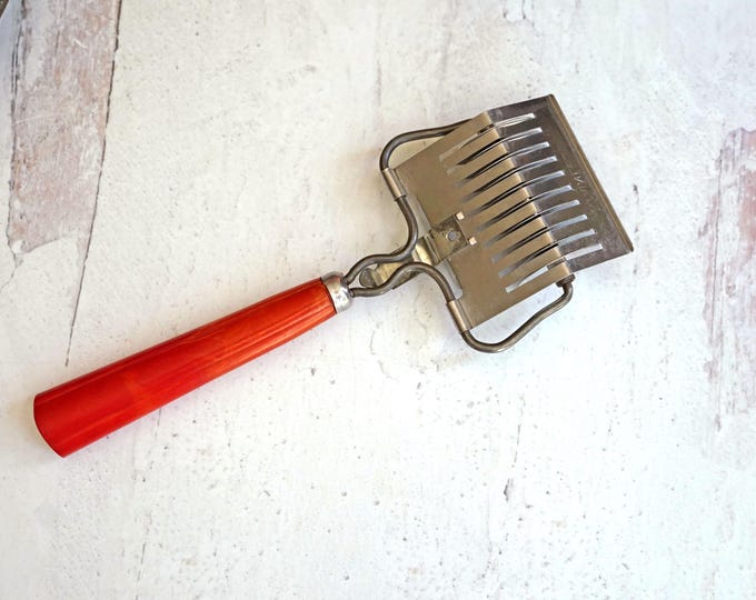Vintage 1940s - 50s Noodle Cutter, Carved Red Bakelite Handle With ...
