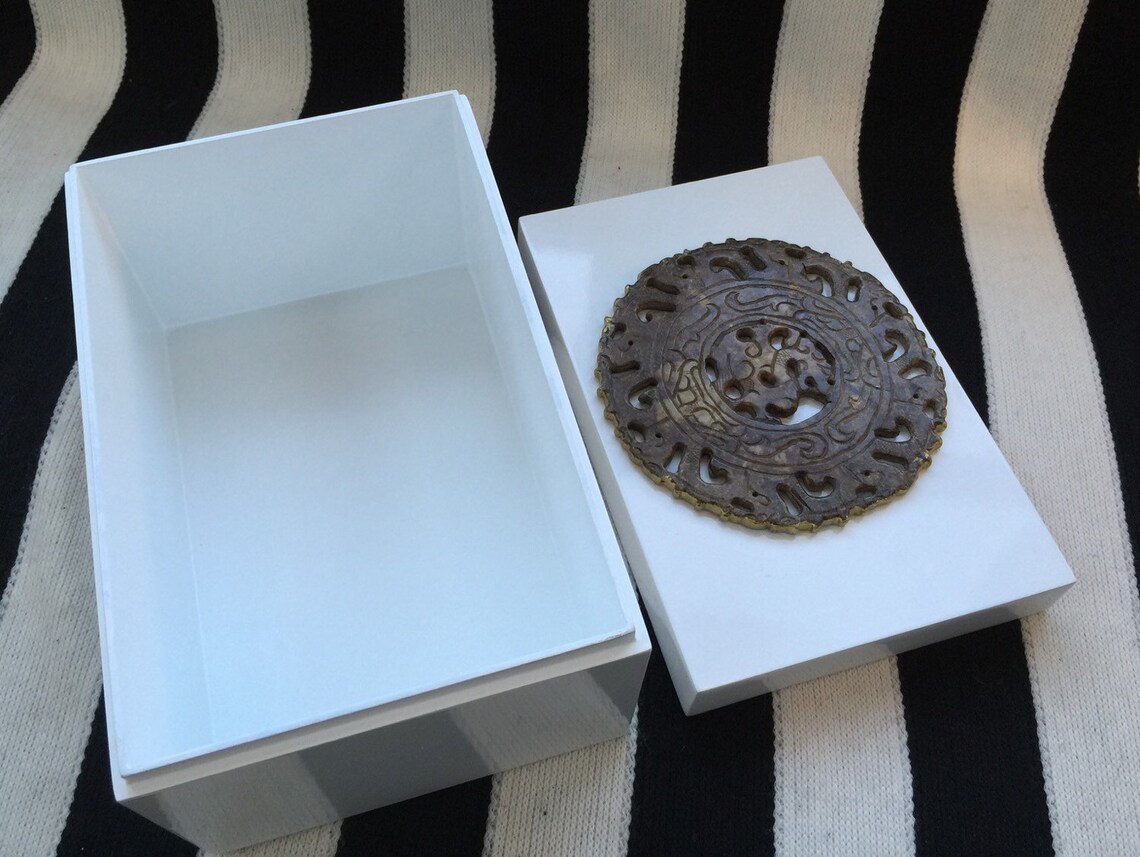 Large Chic White Lacquer Box Adorned With Gold-gilded Carved Stone Disk ...