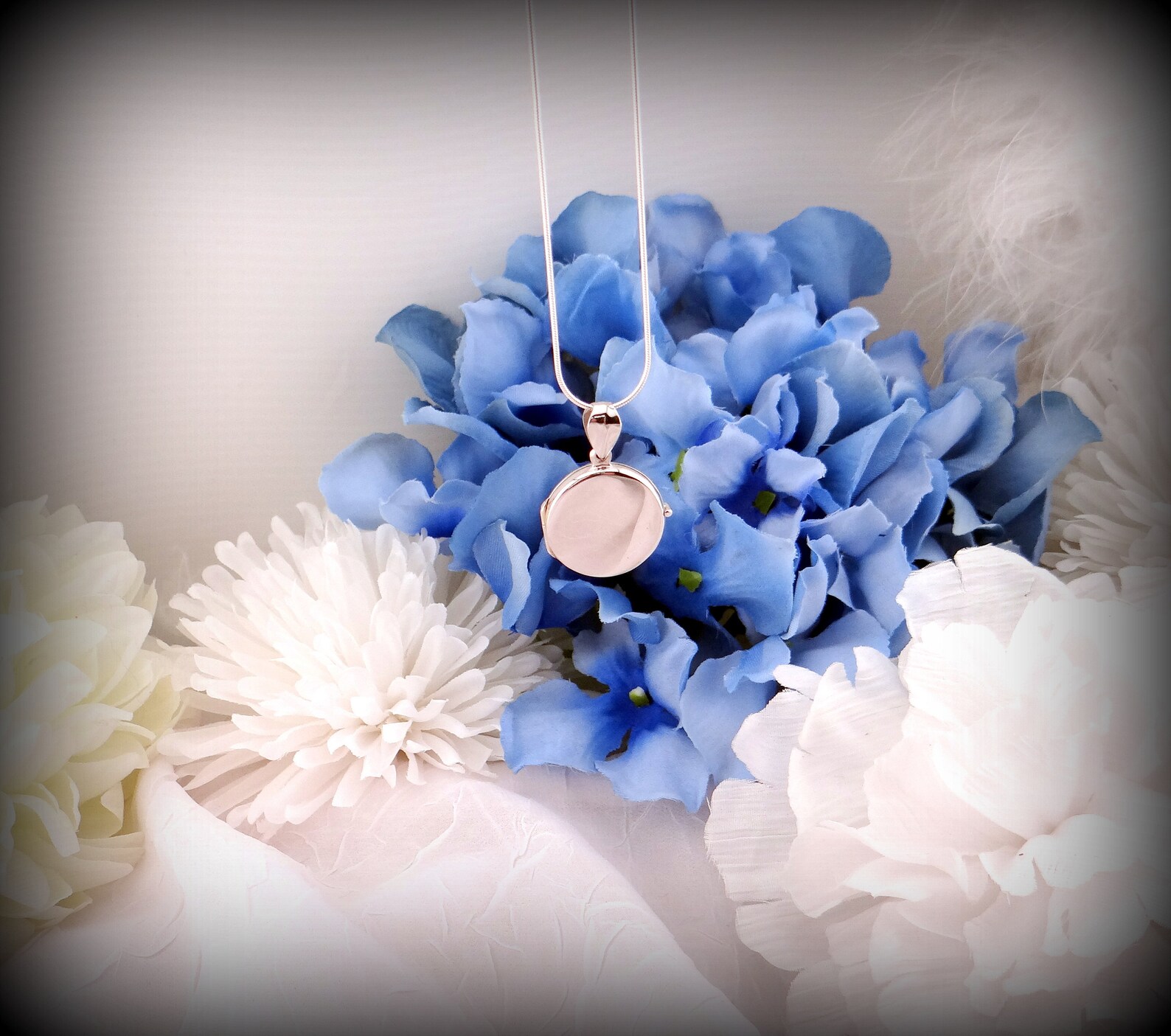 Photo Locket With Pictures Under Glass / Small Locket for Child - Etsy