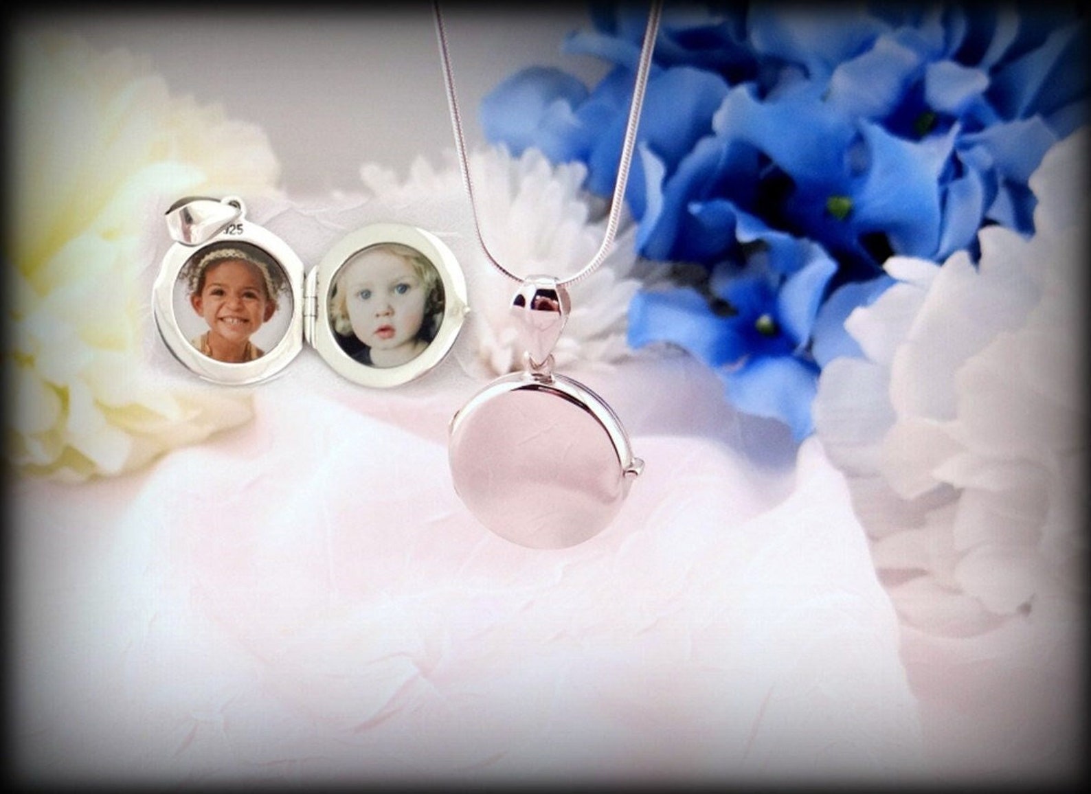 Photo Locket With Pictures Under Glass / Small Locket for Child - Etsy