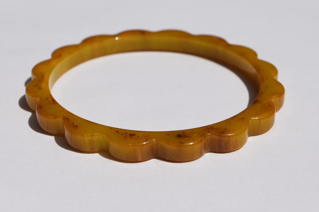 Bakelite Bracelet Vintage Daisy or Scallop Carved Classic Bangle ...