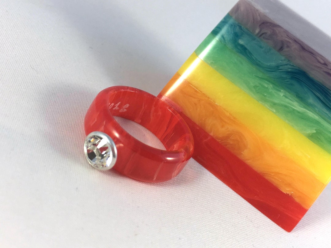 Vintage Bakelite Ring Embedded Rhinestone Cherry Red Prystal With White and Pink Marblette ...