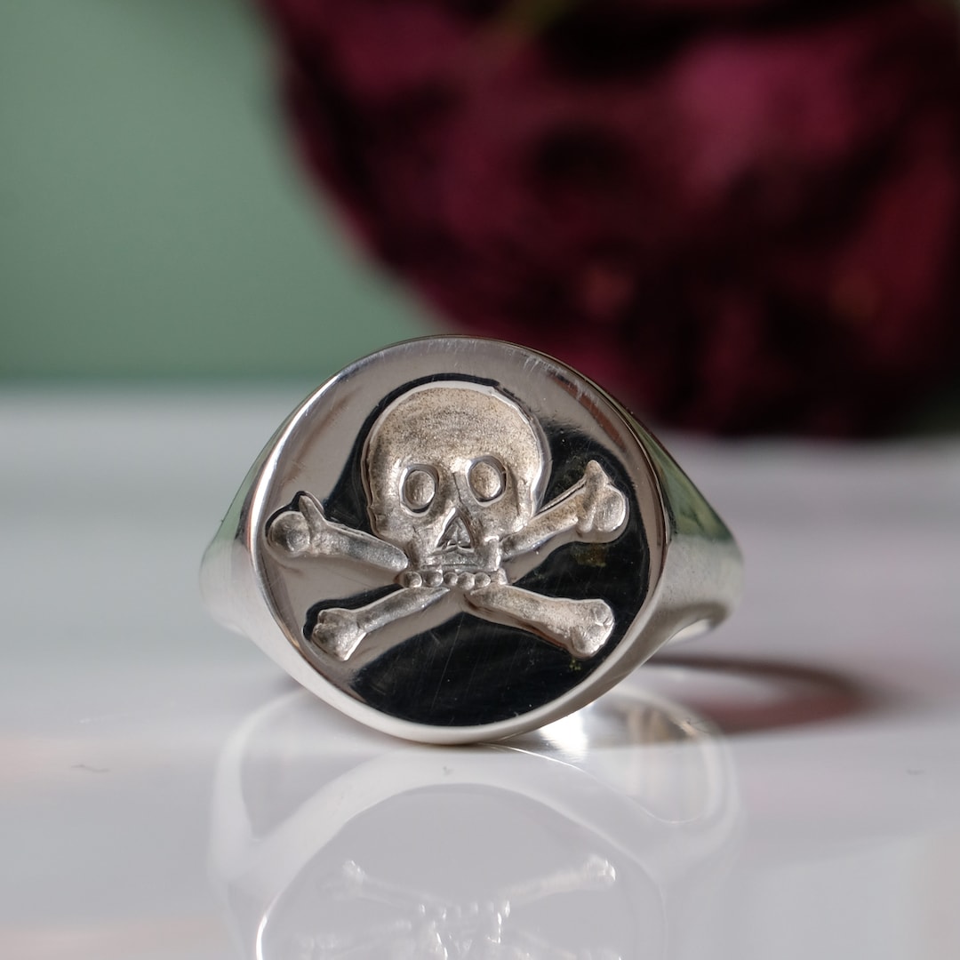 N.111 - Skull and Crossbones Signet Ring - Etsy