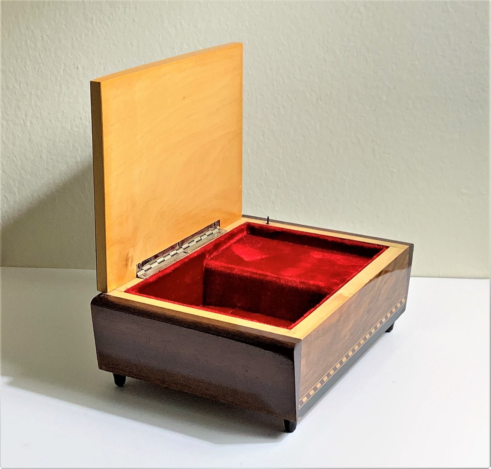 Collectible Reuge Swiss Music Box, 6 Songs (72 Notes), Fine Woods ... Collectible Reuge Swiss Music Box, 6 Songs (72 Notes), Fine Woods ...