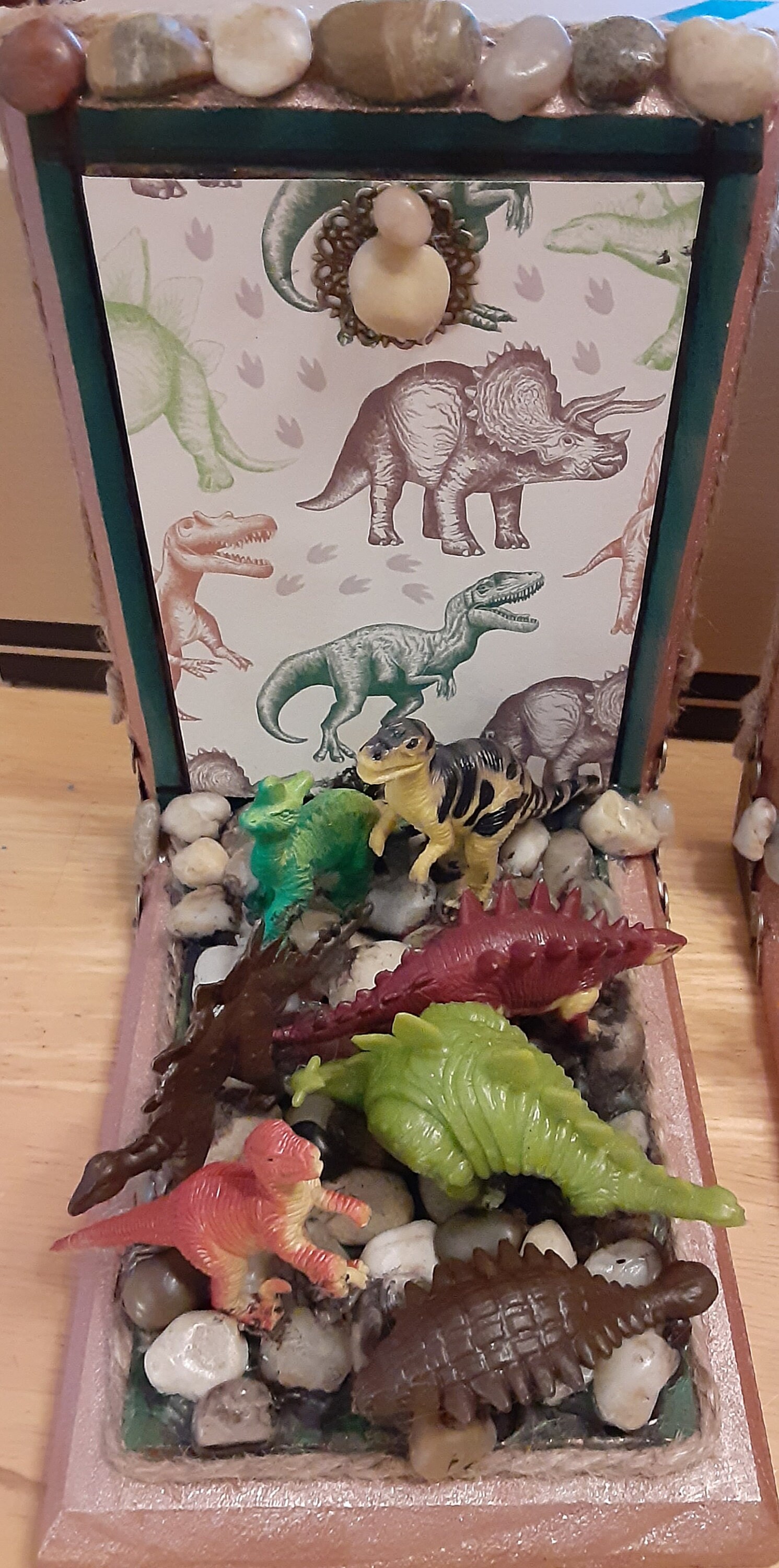 Dinosaur Themed Book Ends ~ "on the Rocks" ~ Lots of Dinosaurs on Rocks ...
