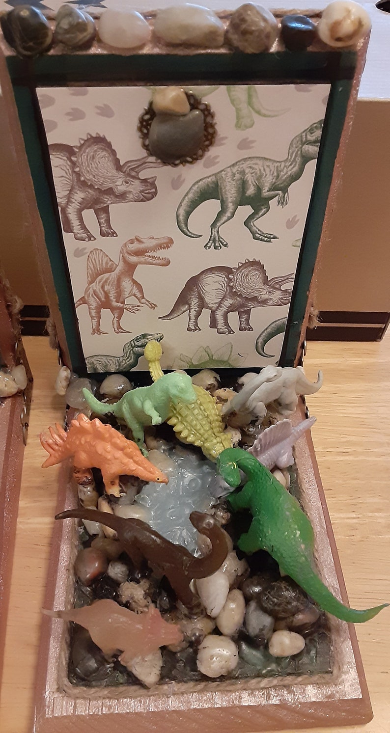 Dinosaur Themed Book Ends ~ "on the Rocks" ~ Lots of Dinosaurs on Rocks ...