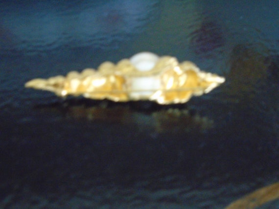 Large Pearl in Golden Shell. Pearl in Gold Tone Spira… - Gem