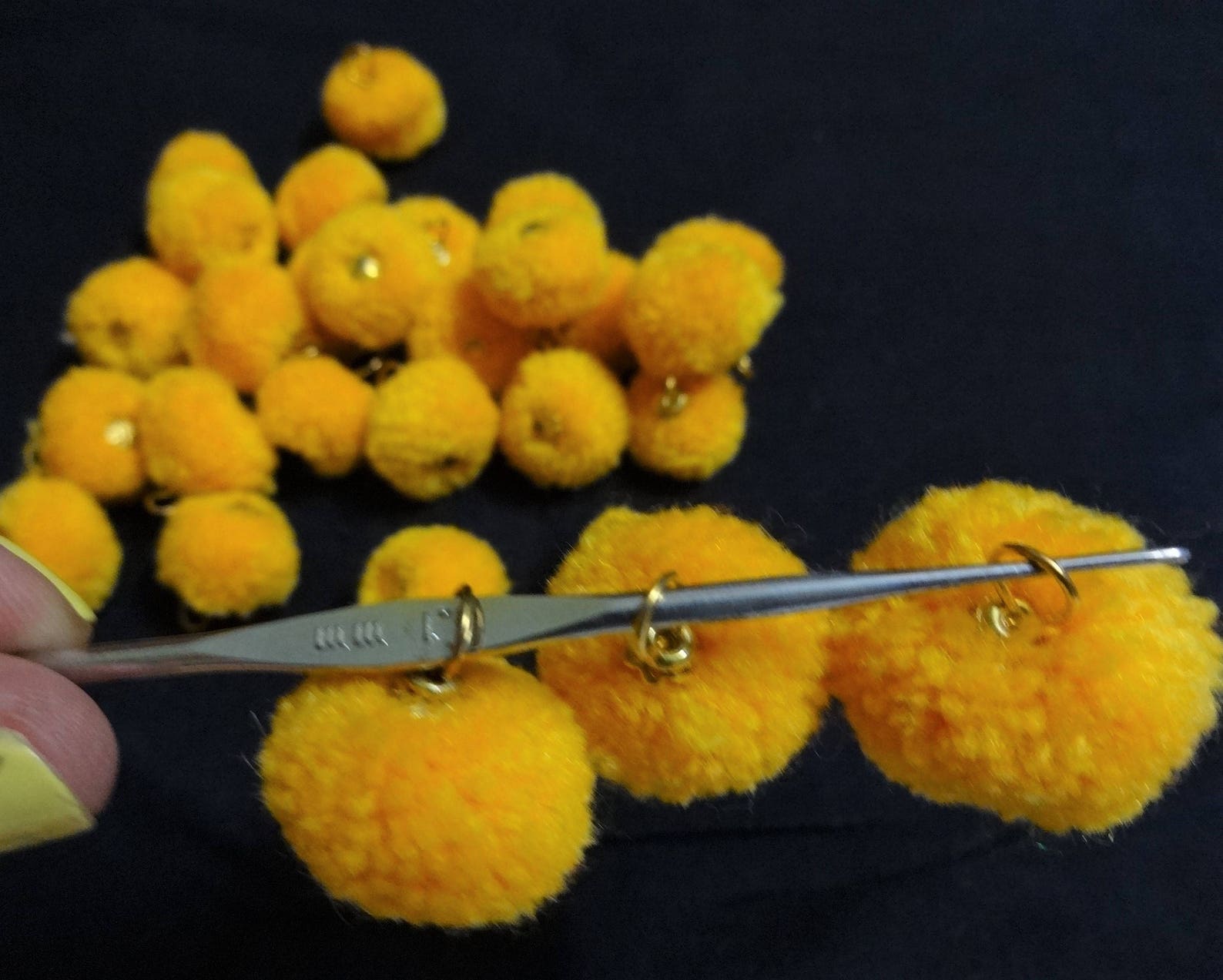 90 Pcs Handmade Pom Poms Balls With Wire Loop, Woolen Pom Poms, Yarn ...