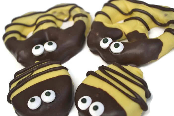 Bumblebee Chocolate Covered Oreo Favor With Favor Tag - Bumble Bee Baby ...