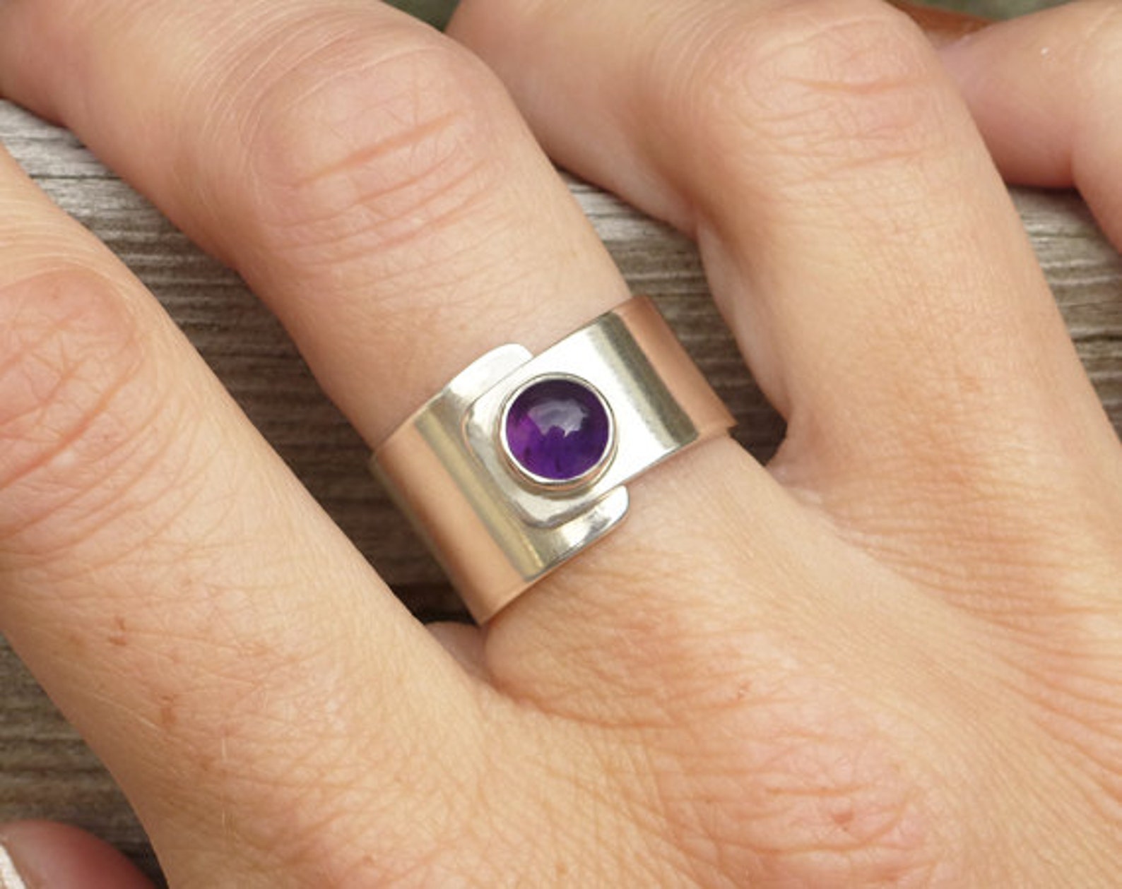 Zilveren overlap ring, brede band, purple cabochon Amethyst ring, brede ...