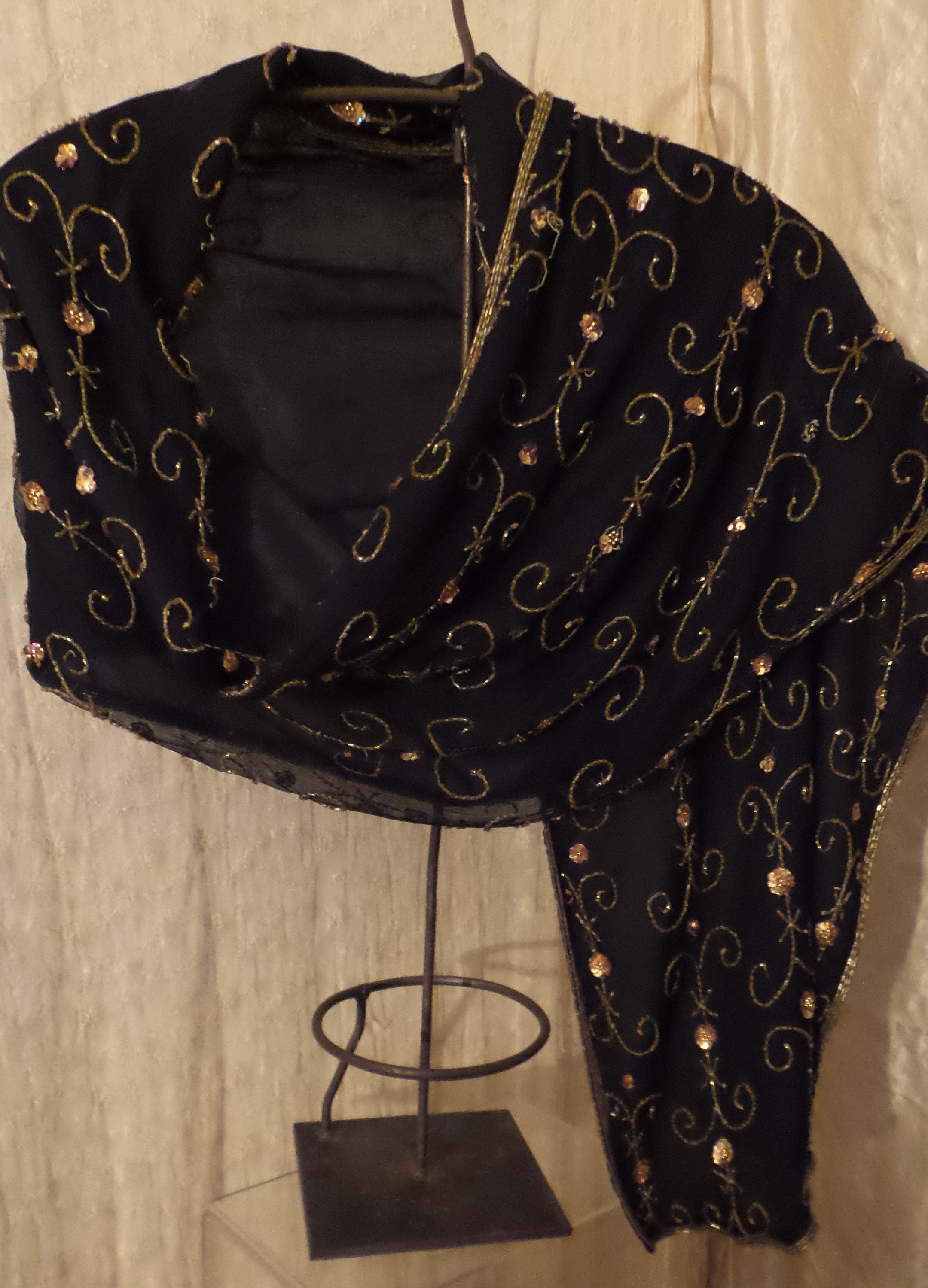 67 L X 6 W Envoltura/Shawl negro con hilo metálico de oro y lentejuelas ...
