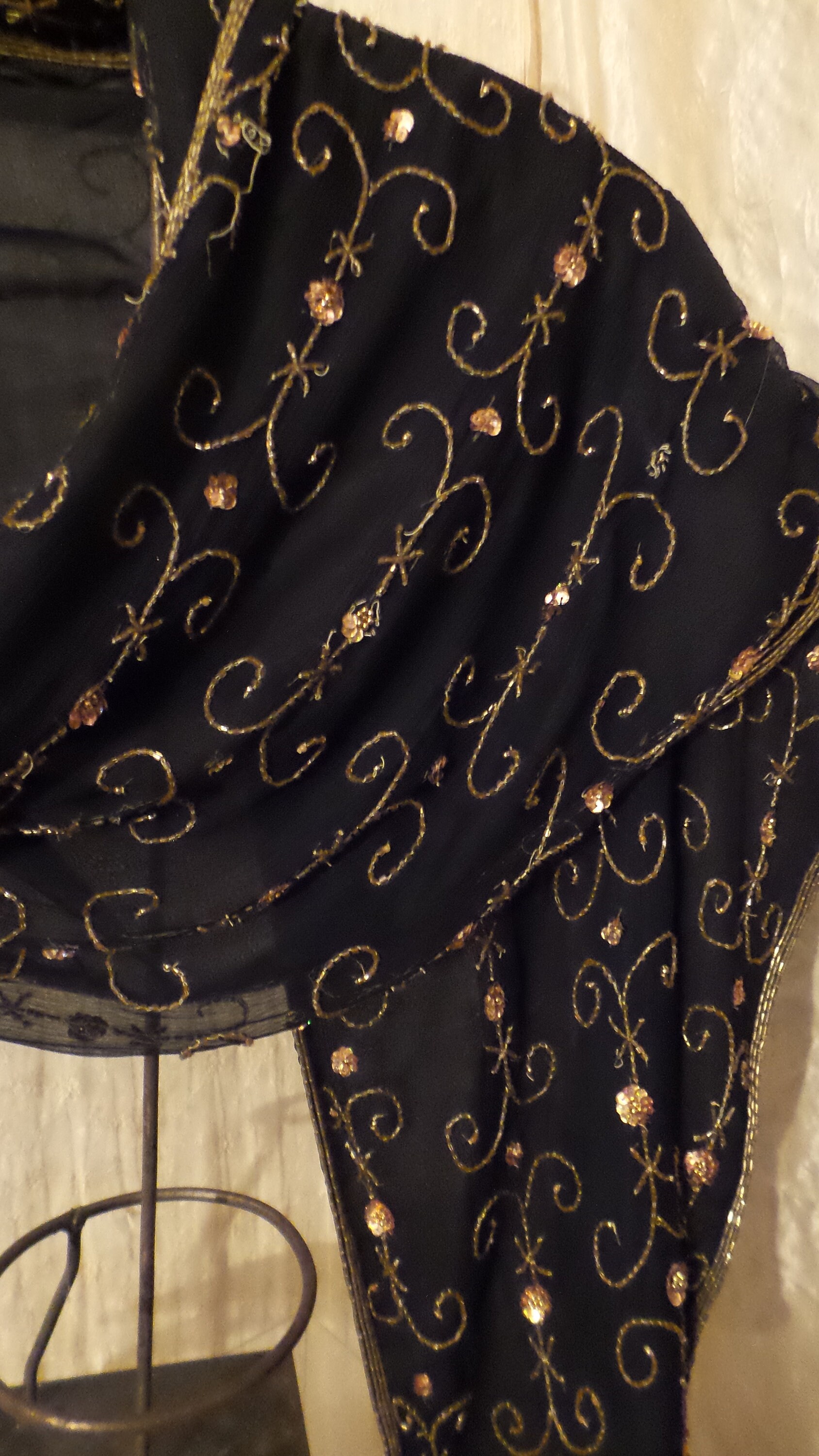 67 L X 6 W Envoltura/Shawl negro con hilo metálico de oro y lentejuelas ...
