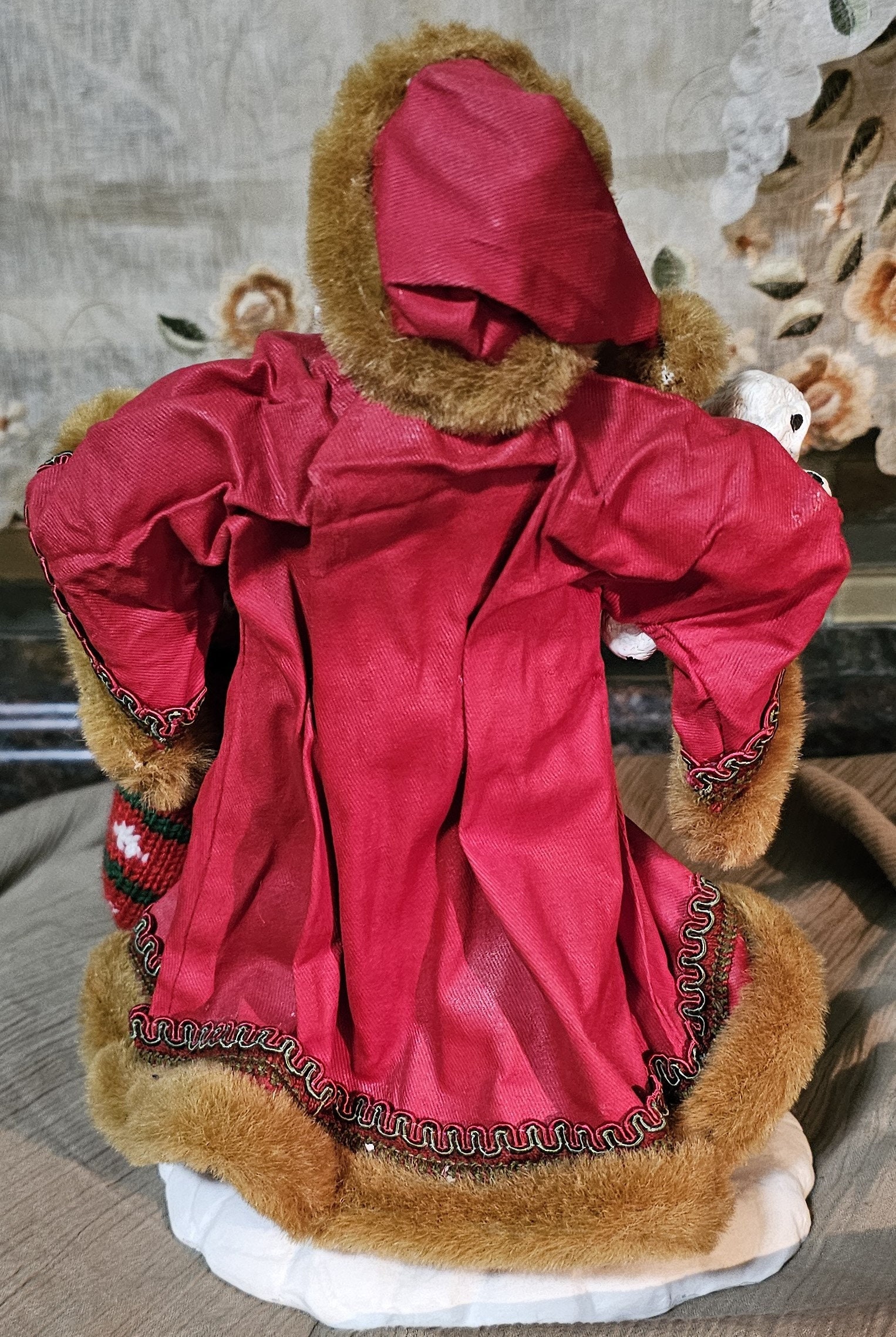 Vintage 1990s Poly Resin Santas, Shelf & Mantle Decor