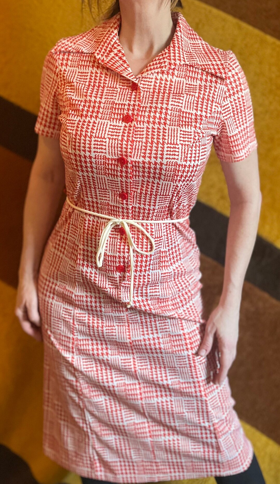 Vtg 70s RED HOUNDSTOOTH SHIFT Dress // Pointy Collared Belted Spring ...