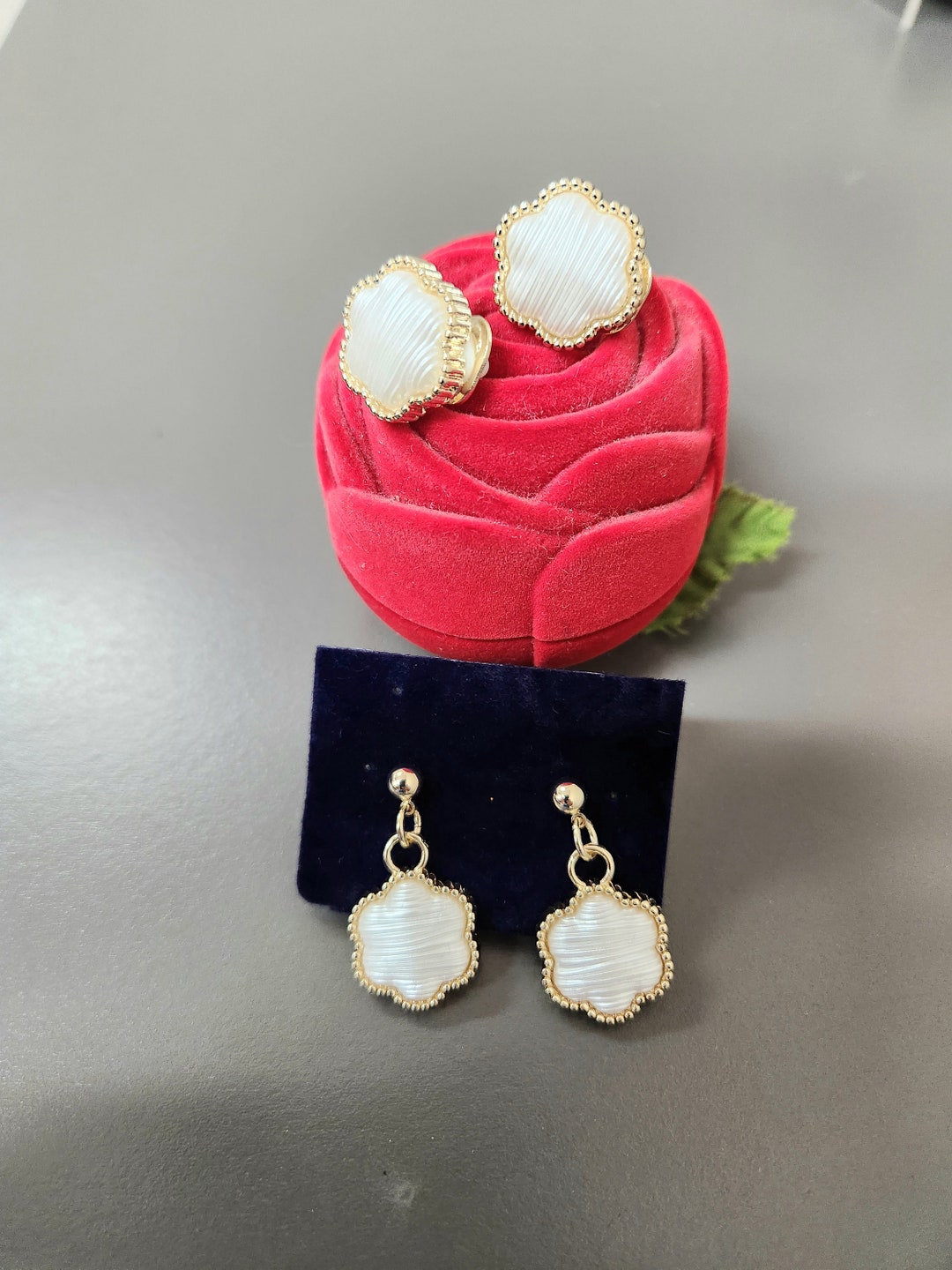 14kt Gold Plated 6 Clover Stainless Steel Grooved Puffy Clamshell ...