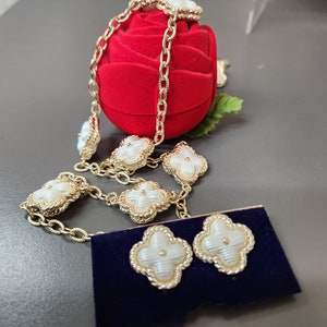 14kt Gold Plated Clover Stainless Steel Grooved Puffy Resin Clamshell ...