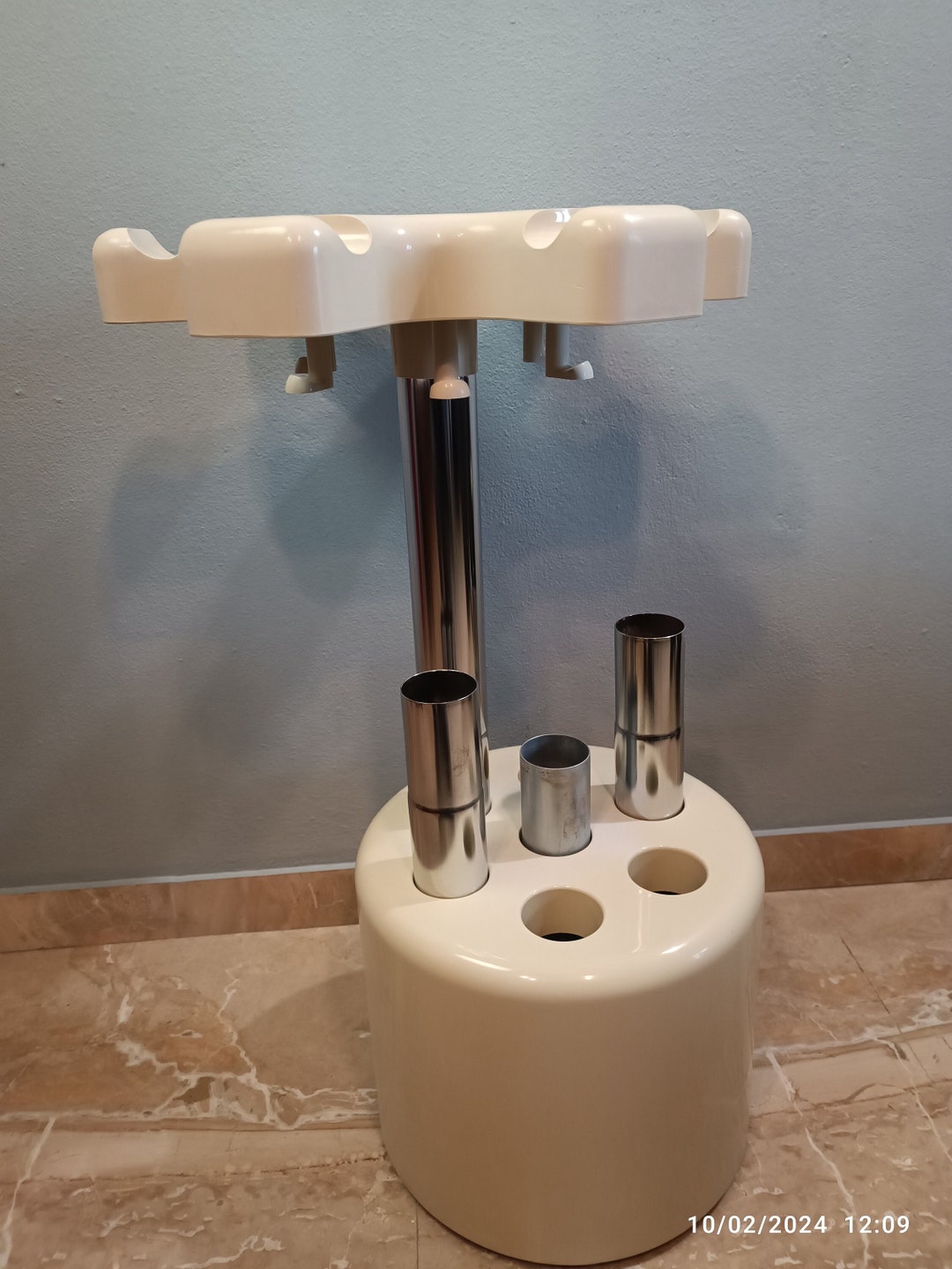 1970s VIP Coat Stand in Chrome-plated Steel and White ABS Plastic by ...