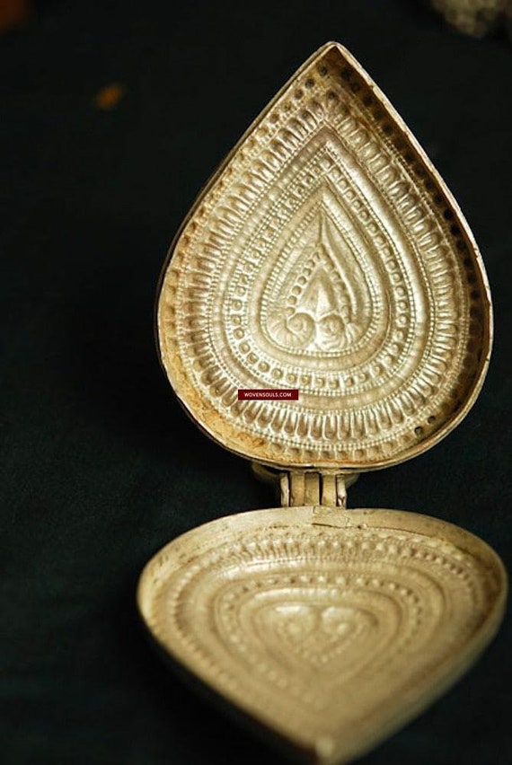 274 Old Silver Betel Nut Leaf Holder Box - Gem