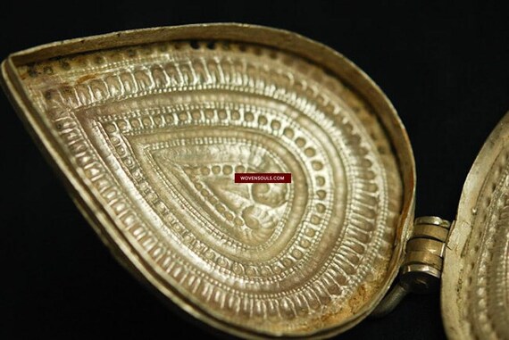 274 Old Silver Betel Nut Leaf Holder Box - Gem