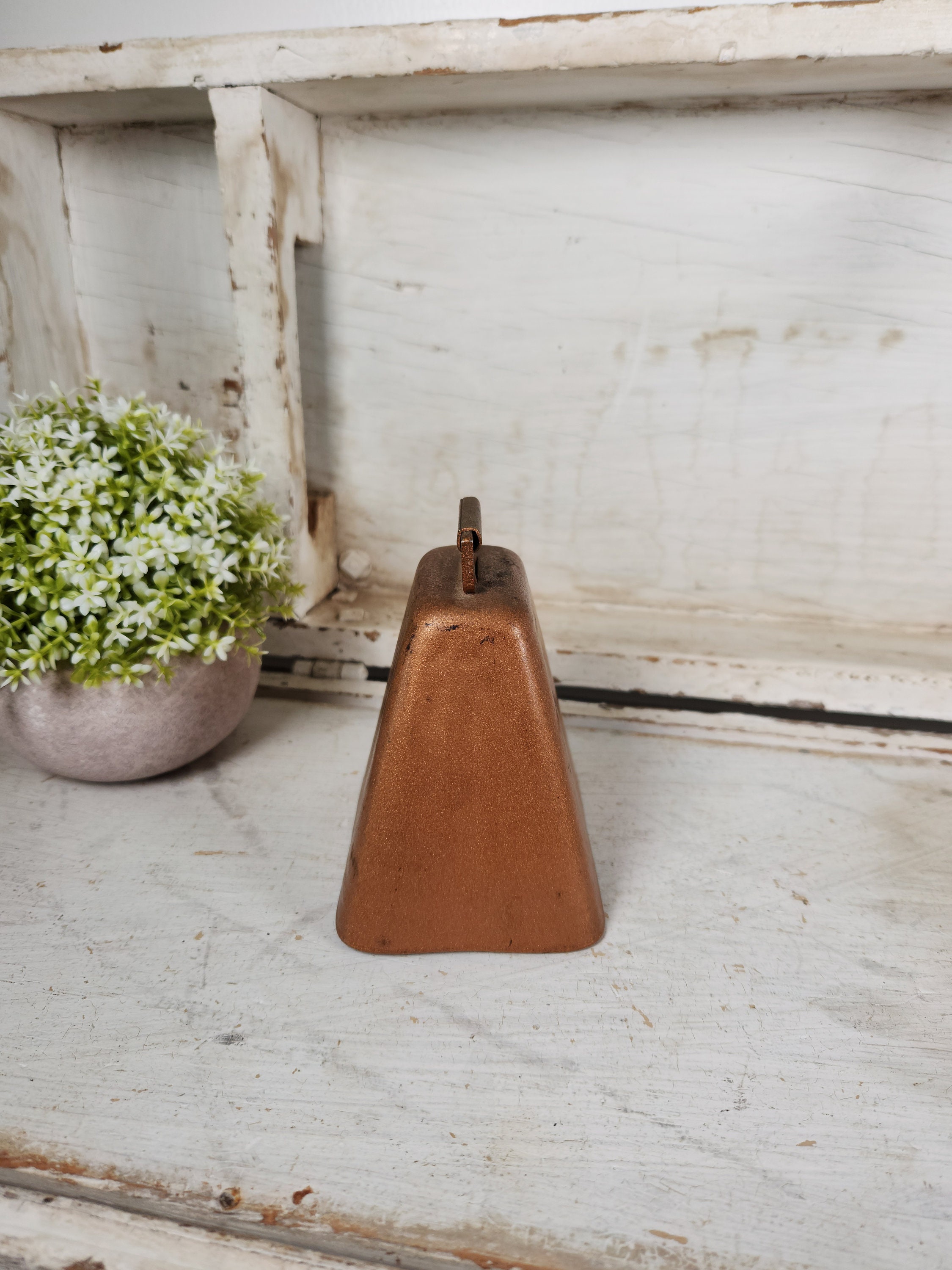 Vintage Copper Toned Metal Cow Bell Primitive Farmhouse Dinner Bell ...