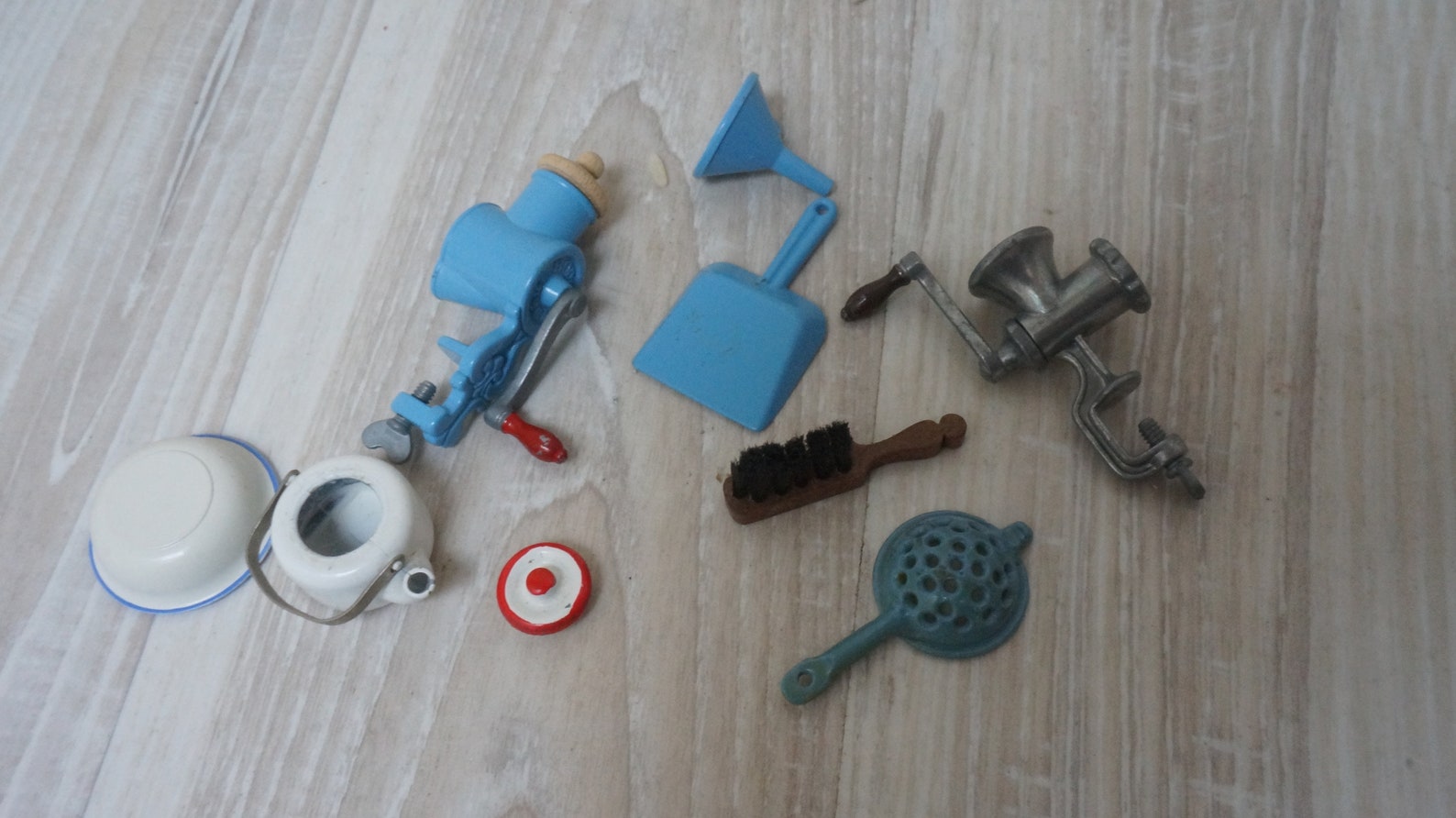 Choose 1:12 Bodo Hennig Dollhouse Miniature Blue Enamel Kitchen ...