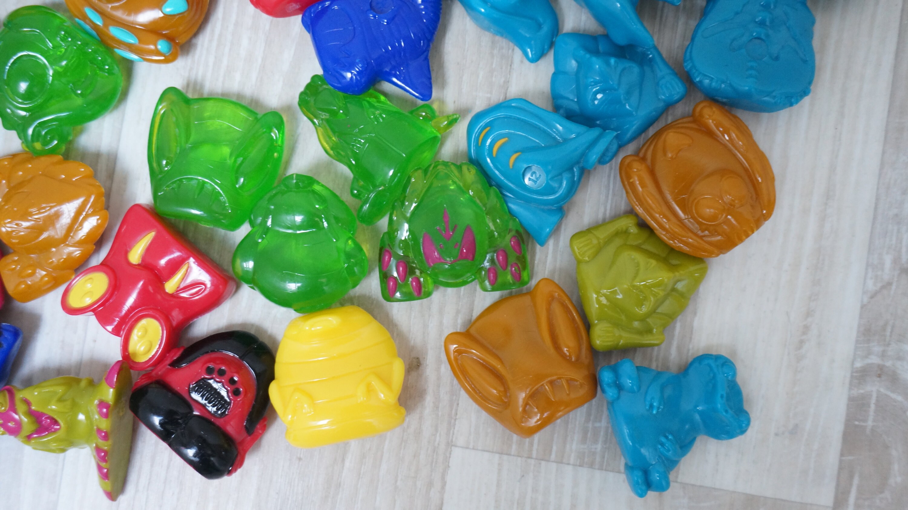 10 zufällig ausgewählte Dracco Heads Crazy Bones Gogos Sammlung ...