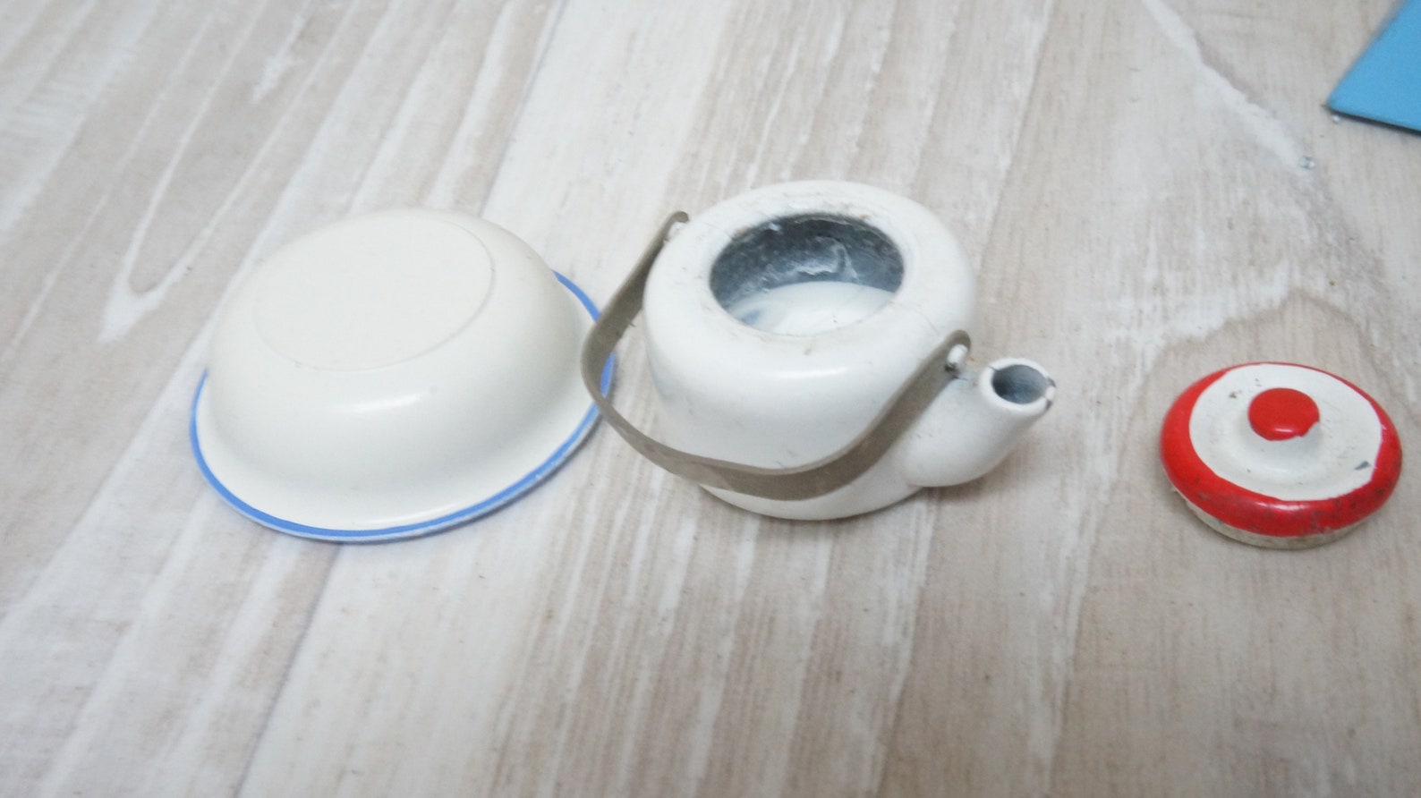 Choose 1:12 Bodo Hennig Dollhouse Miniature Blue Enamel Kitchen ...