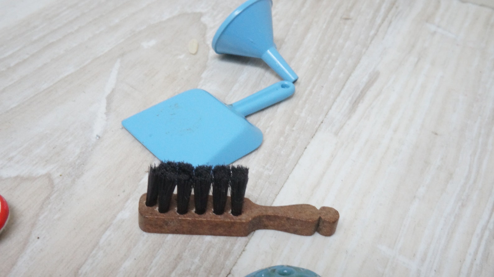 Choose 1:12 Bodo Hennig Dollhouse Miniature Blue Enamel Kitchen ...