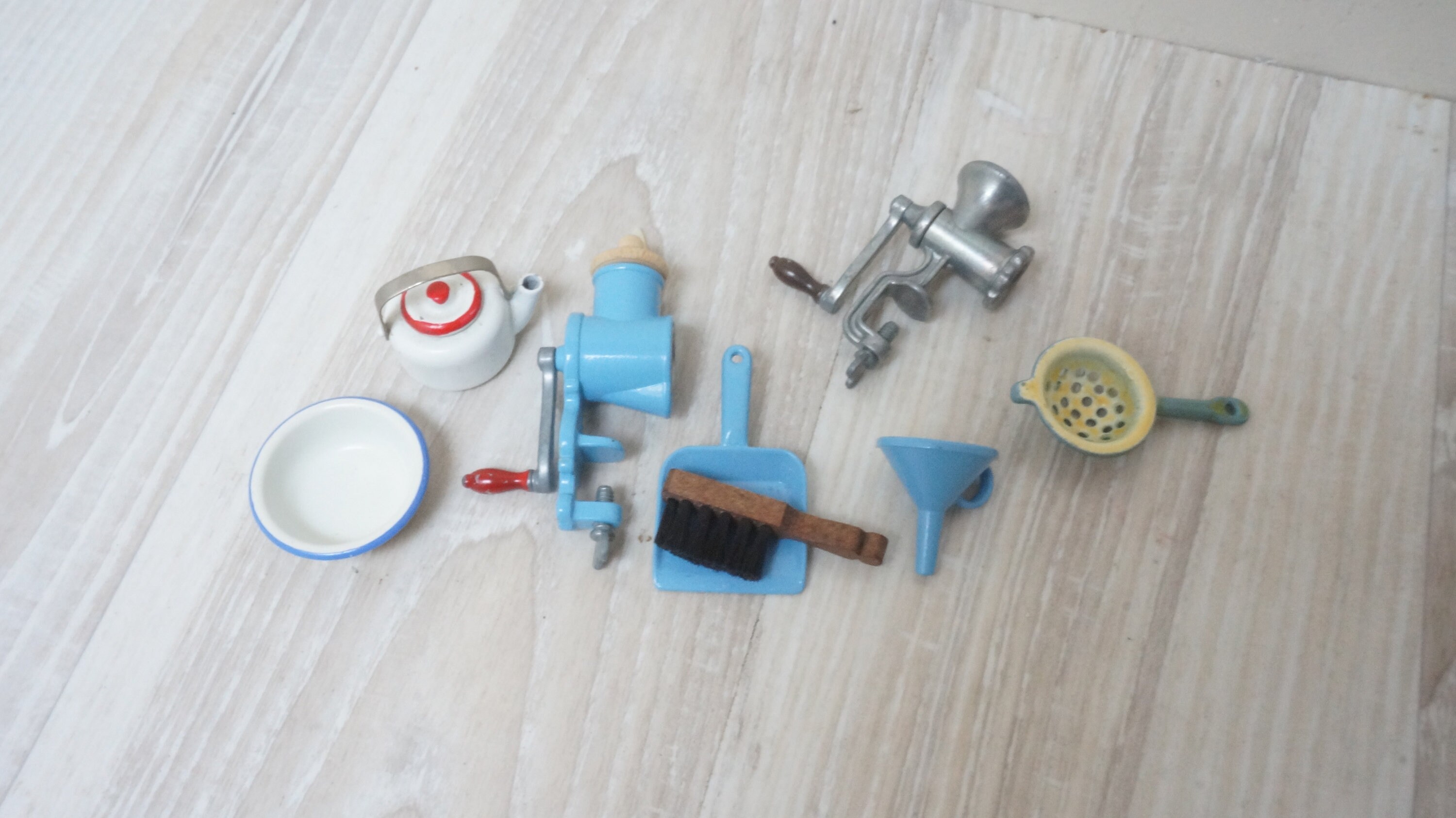 Choose 1:12 Bodo Hennig Dollhouse Miniature Blue Enamel Kitchen ...