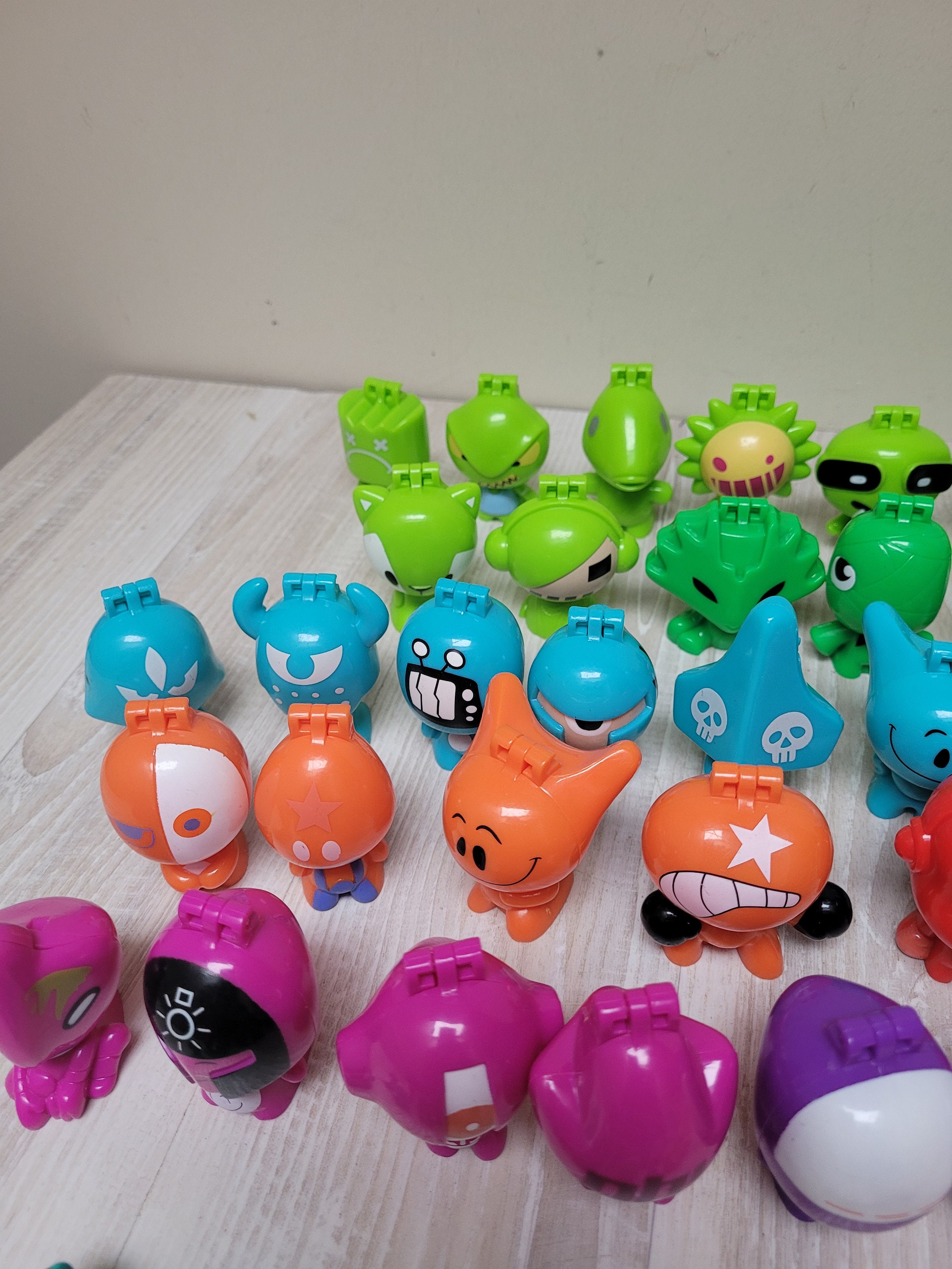 Choose Gogo's Crazy Bones Mega + Mini Metropolis Figurine, Jumbo Big ...