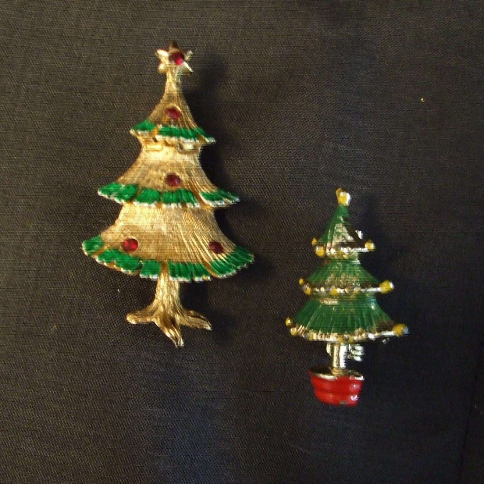 Vintage Set of 2 Christmas Tree Pins, Unsigned Christmas Holiday ...