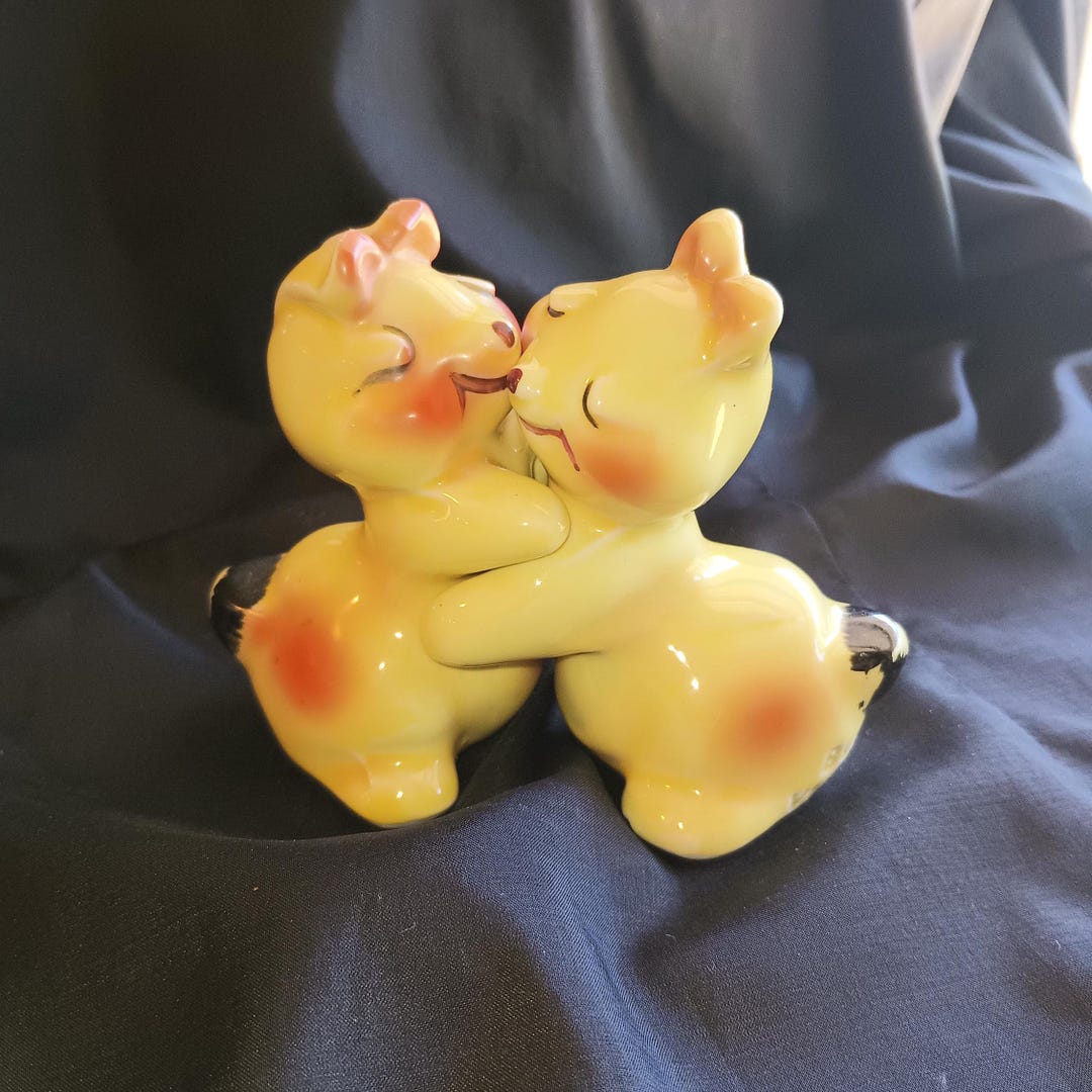 Vintage Van Tellingen Hugging Bear Shakers, Bunny Hug Salt and Pepper ...