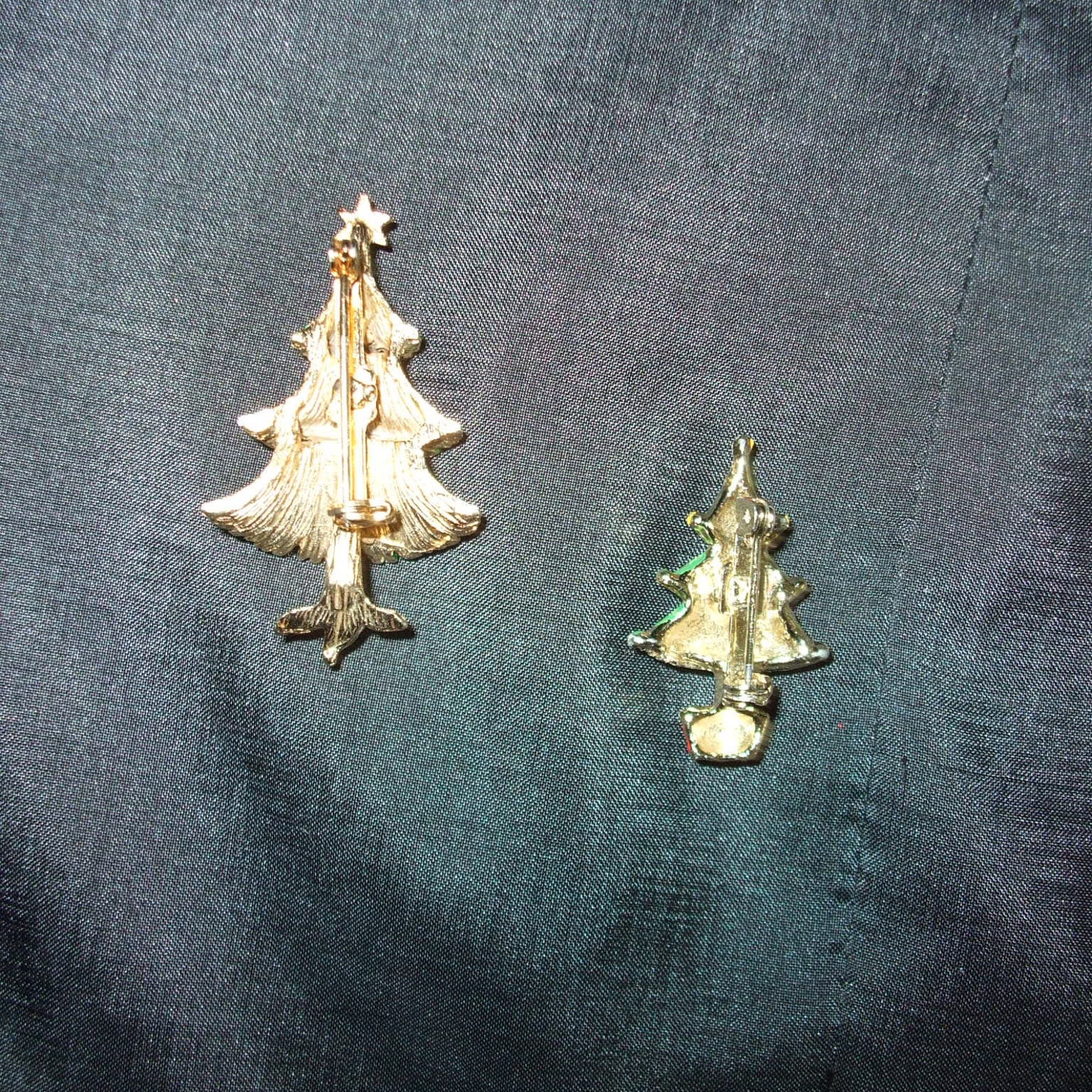 Vintage Set of 2 Christmas Tree Pins, Unsigned Christmas Holiday ...
