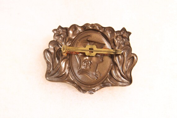 1930s-art-nouveau-floral-swirl-silver-tone-metal-and-gem