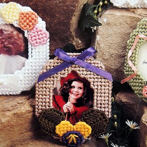 Mini Frames by Vicki Blizzard Vintage Plastic Canvas Pattern Leaflet ...